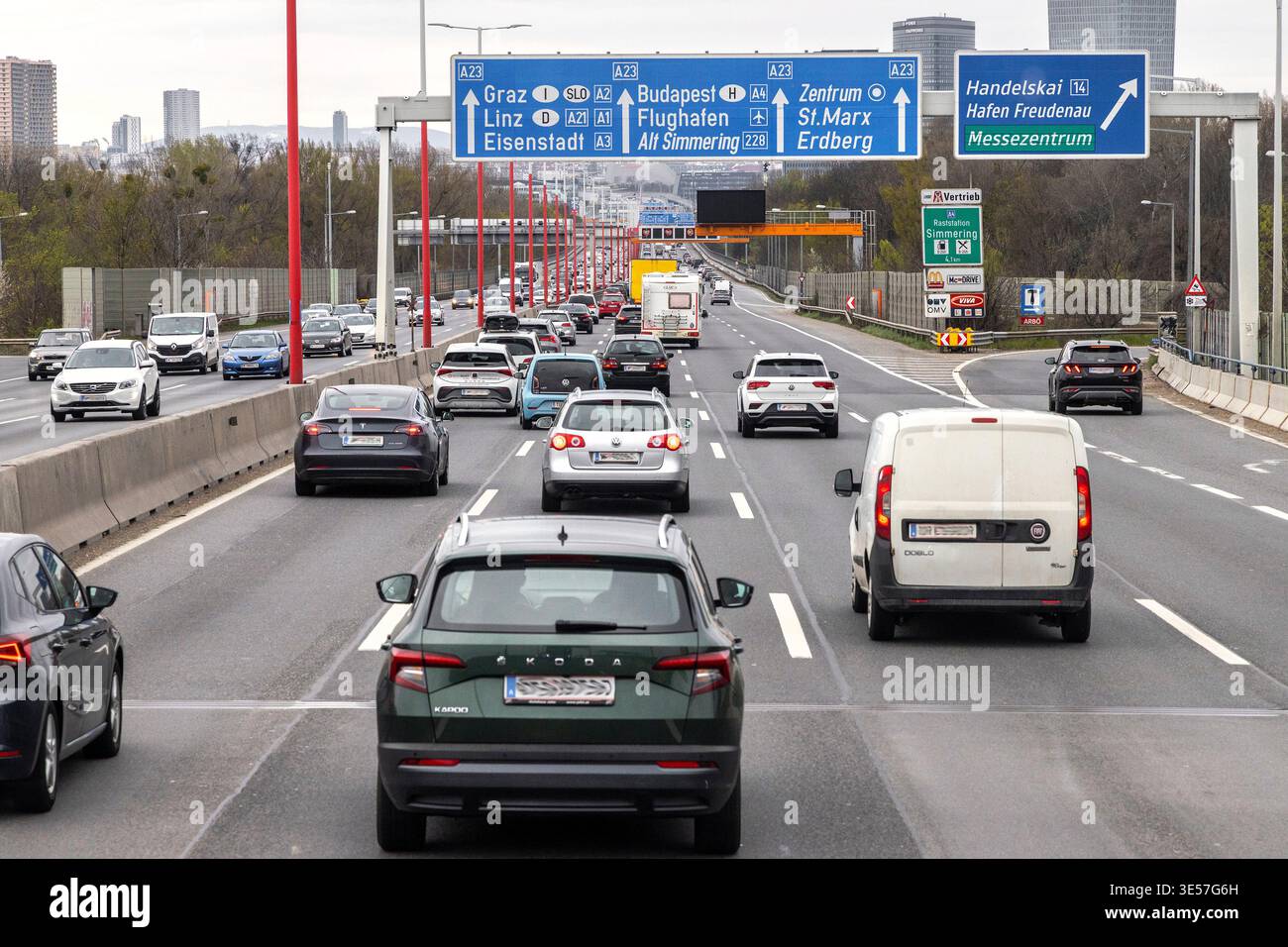 Verkehr, Autobahn Südosttangente A23 in Wien, Österreich // Traffic ...