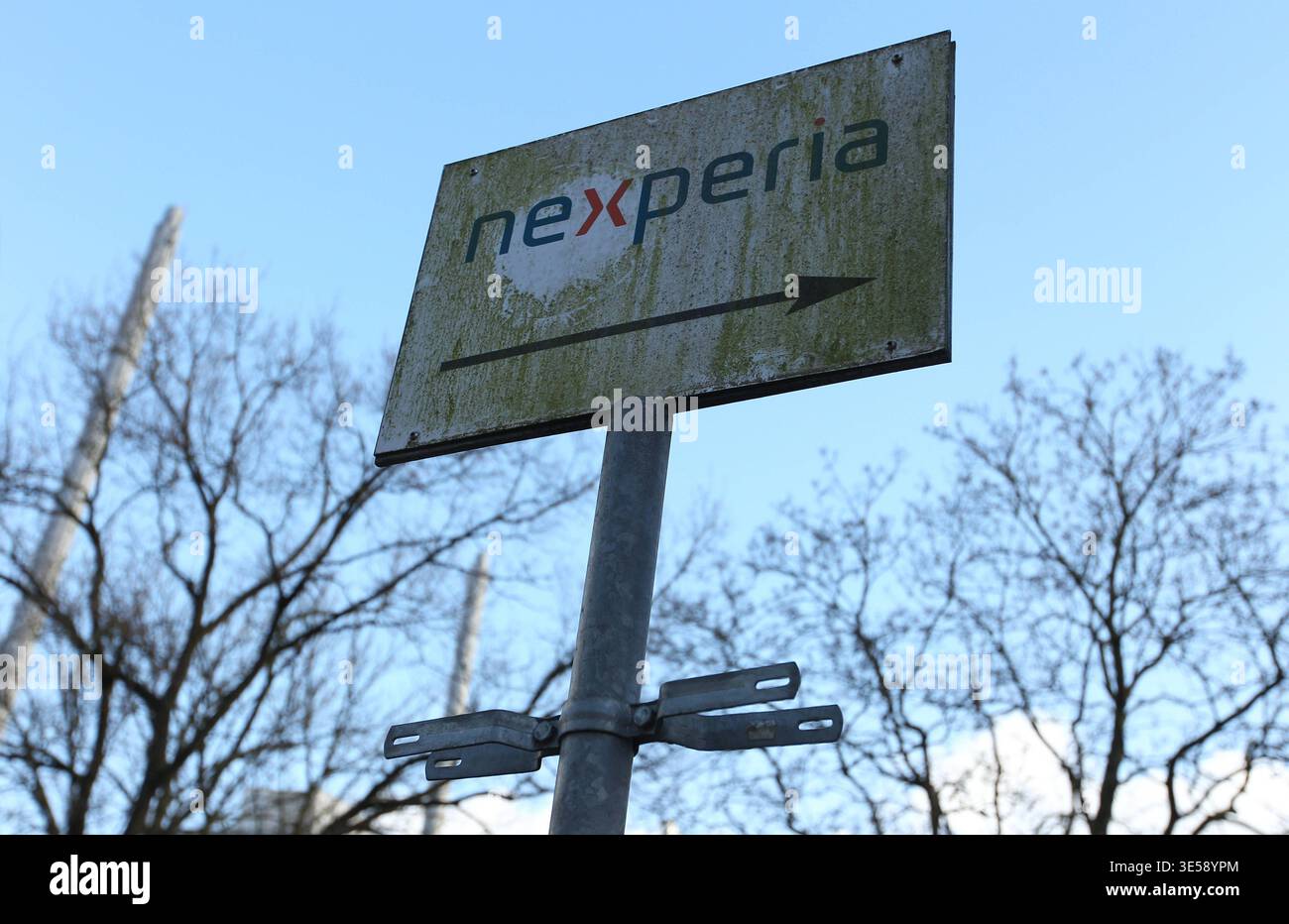 Wegweiser zur Nexperia Germany GmbH in der Stresemannallee. Lokstedt ...