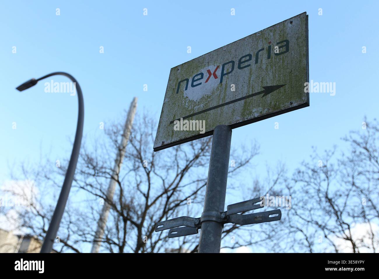 Wegweiser zur Nexperia Germany GmbH in der Stresemannallee. Lokstedt ...
