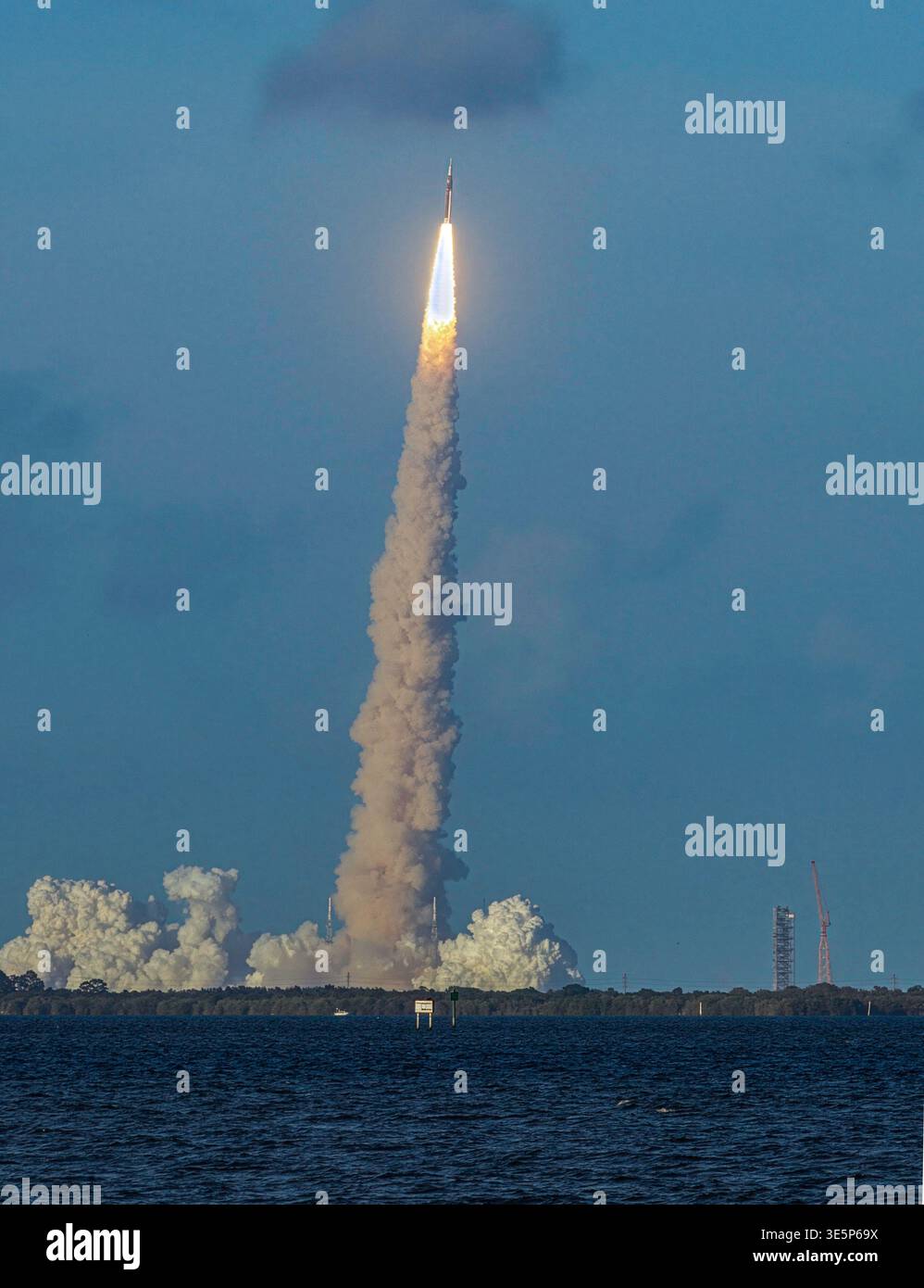 Artemis ii takeoff hi-res stock photography and images - Alamy