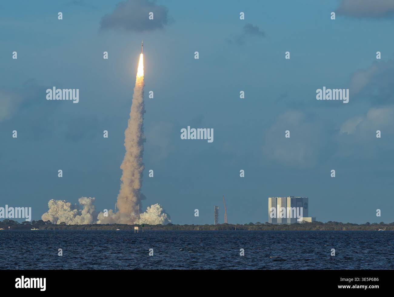Artemis ii moon hi-res stock photography and images - Alamy