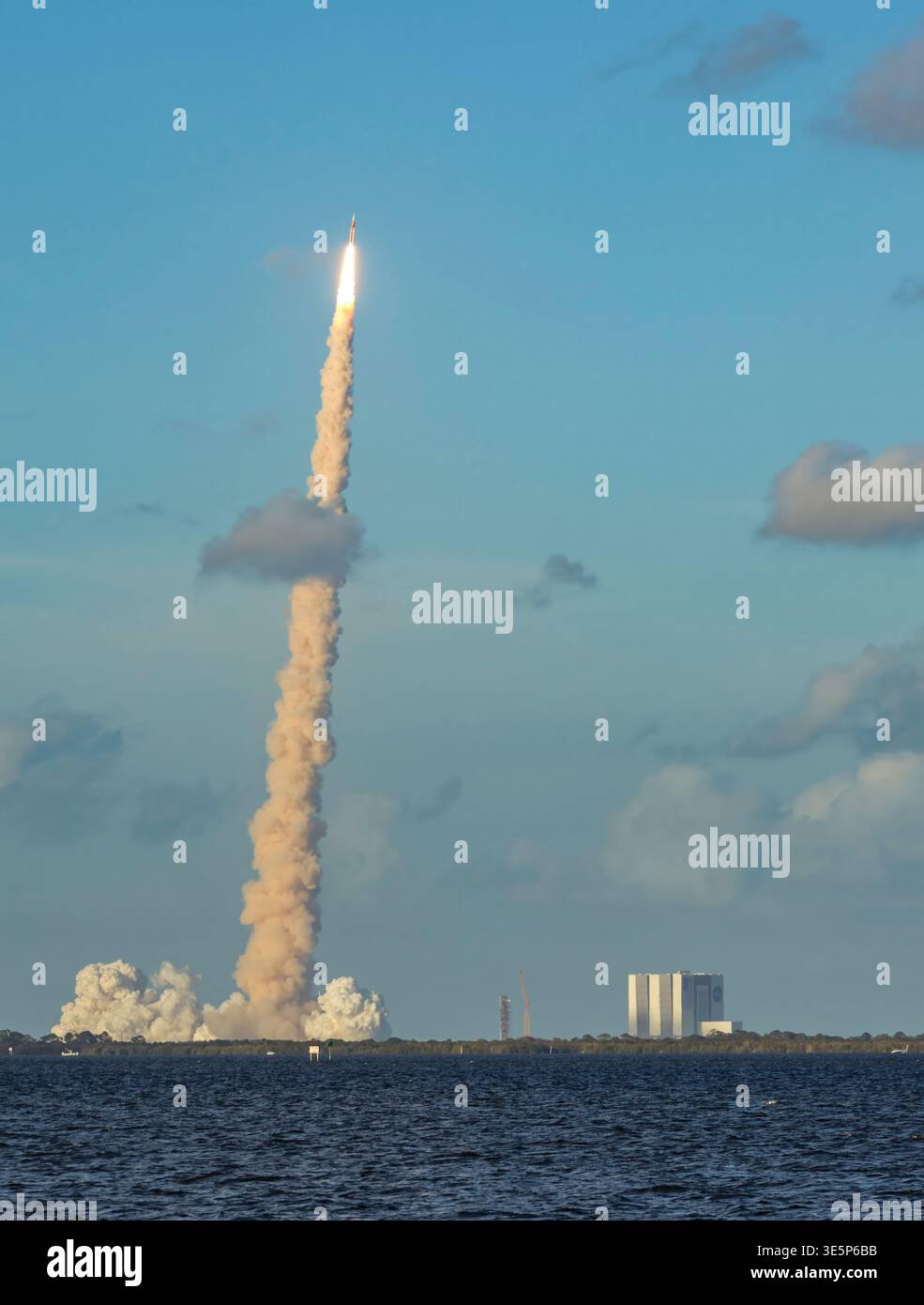 Artemis ii rocket launch hi-res stock photography and images - Alamy