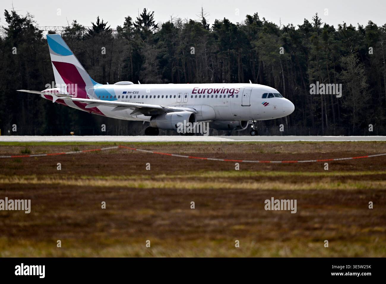 Ein Flieger von Eurowings auf dem Rollfeld auf dem Flughafen Nürnberg ...