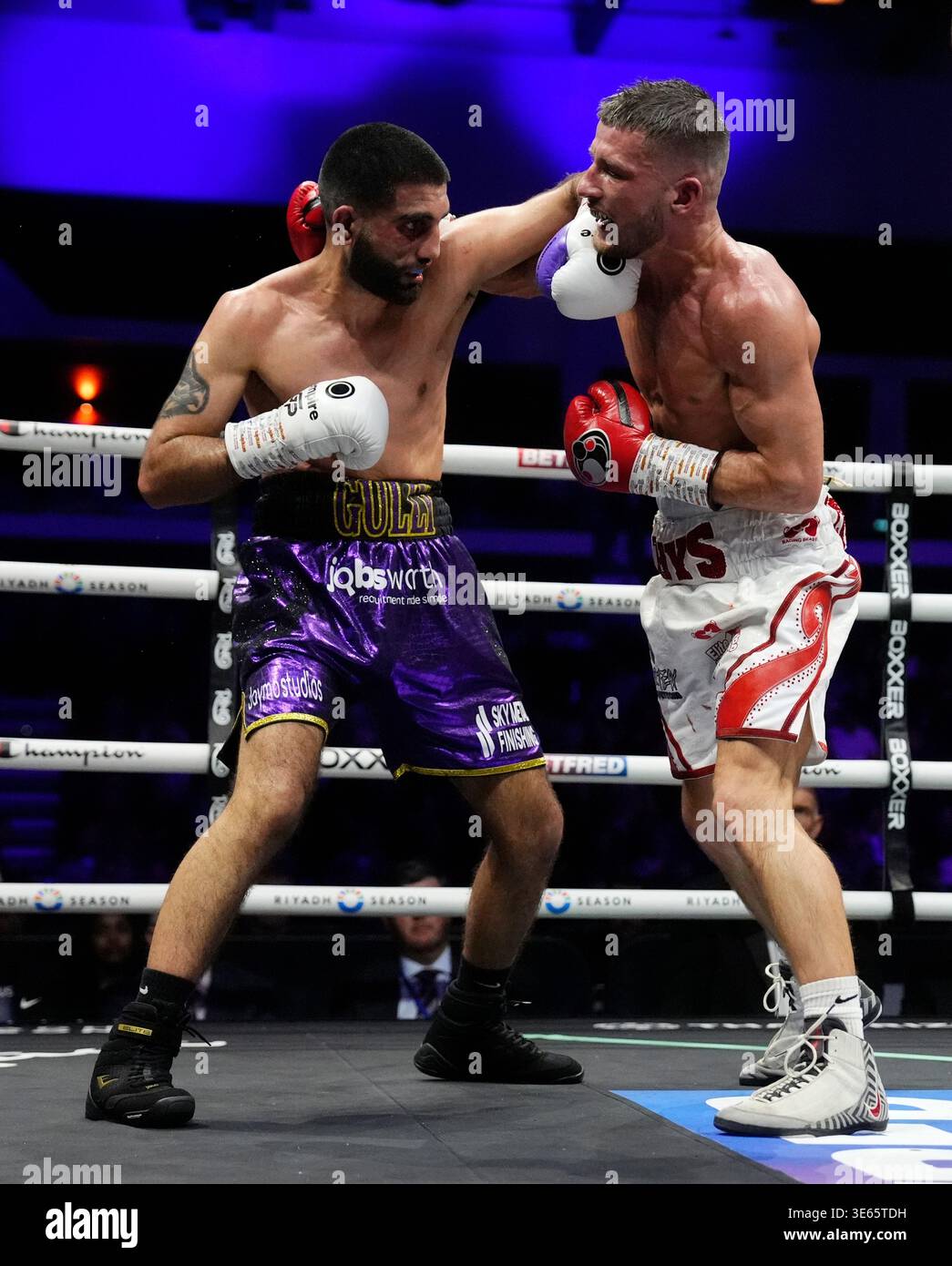 Gully Powar (left) in action against Rhys Edwards during their bout for ...