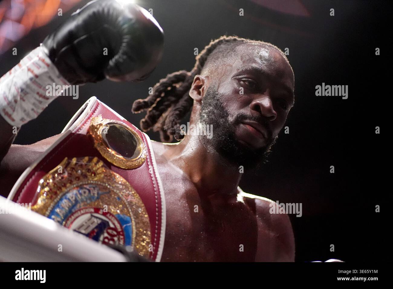 Denzel Bentley celebrates winning the interim WBO middleweight title ...