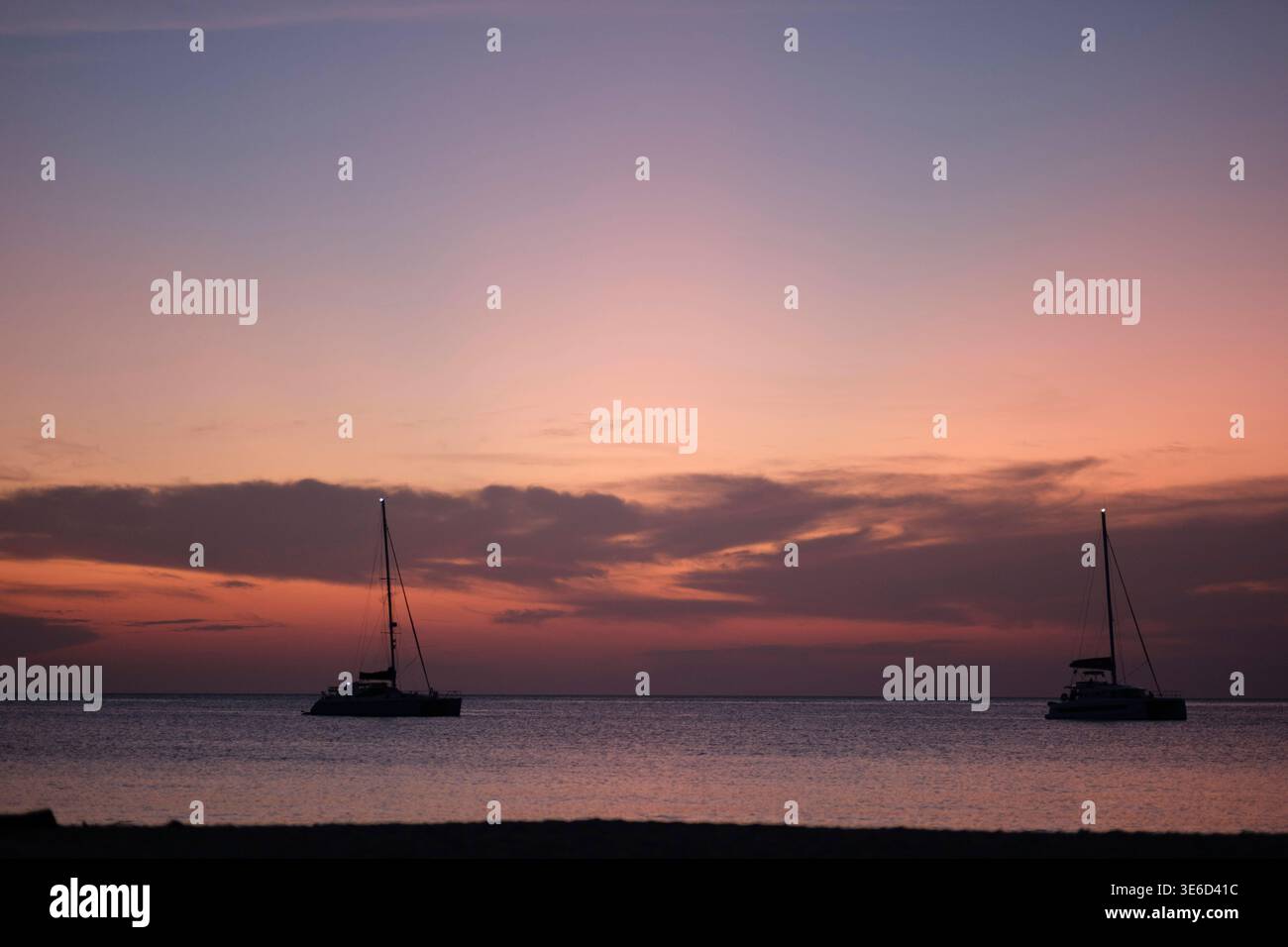 Zwei Segelboote bei Sonnenuntergang am Farang Beach Charlie Beach - Ko ...