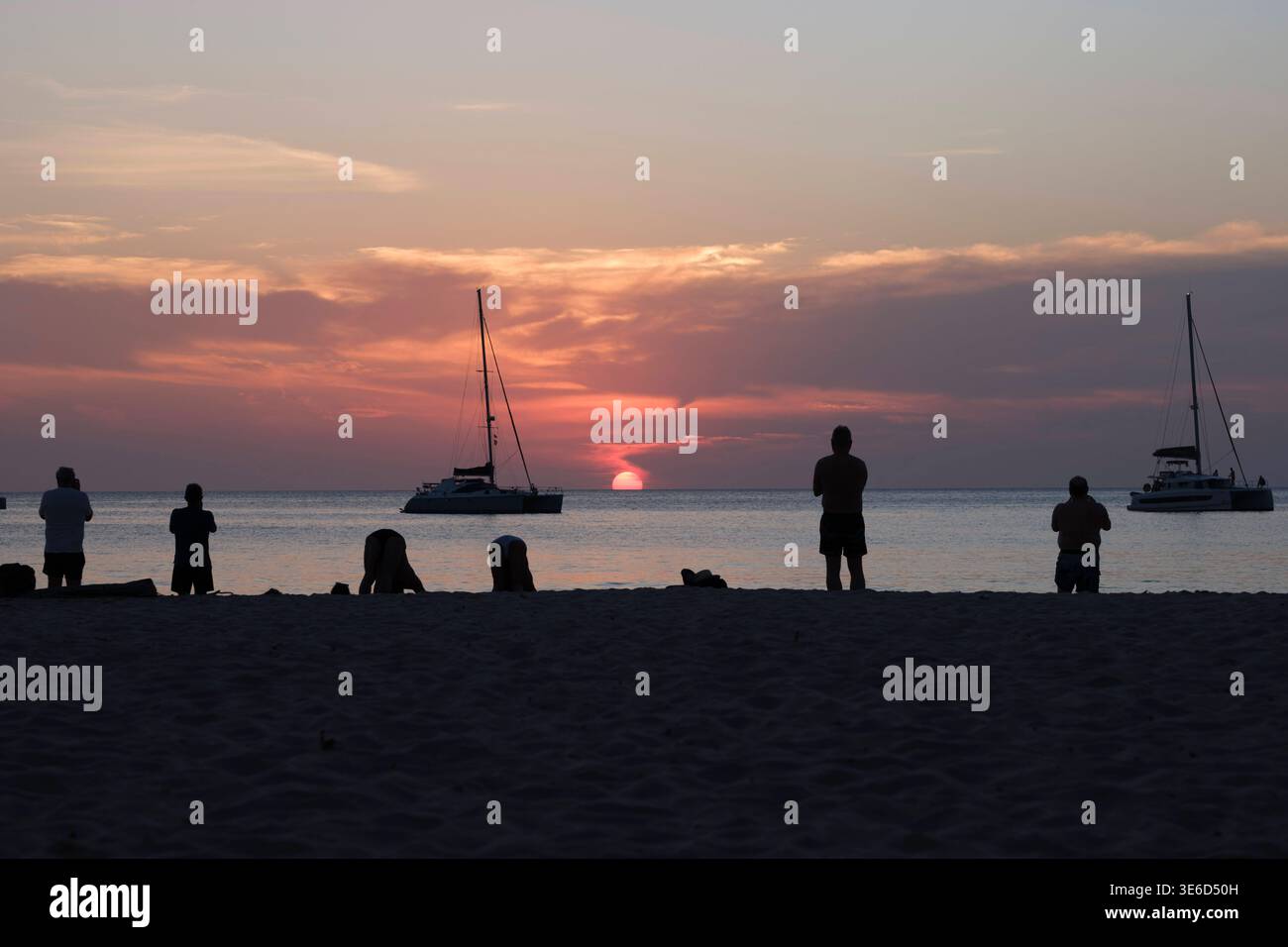 Urlauber sehen den Sonnenuntergang am Farang Beach Charlie Beach an ...