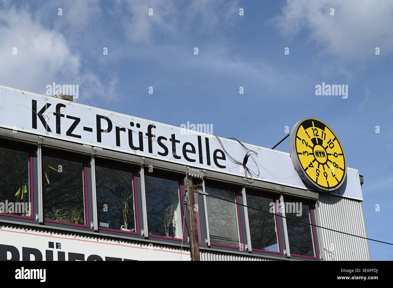 Hinweis auf Kfz Prüfstelle der GTÜ mit HU Plakette *** Reference to GTÜ ...