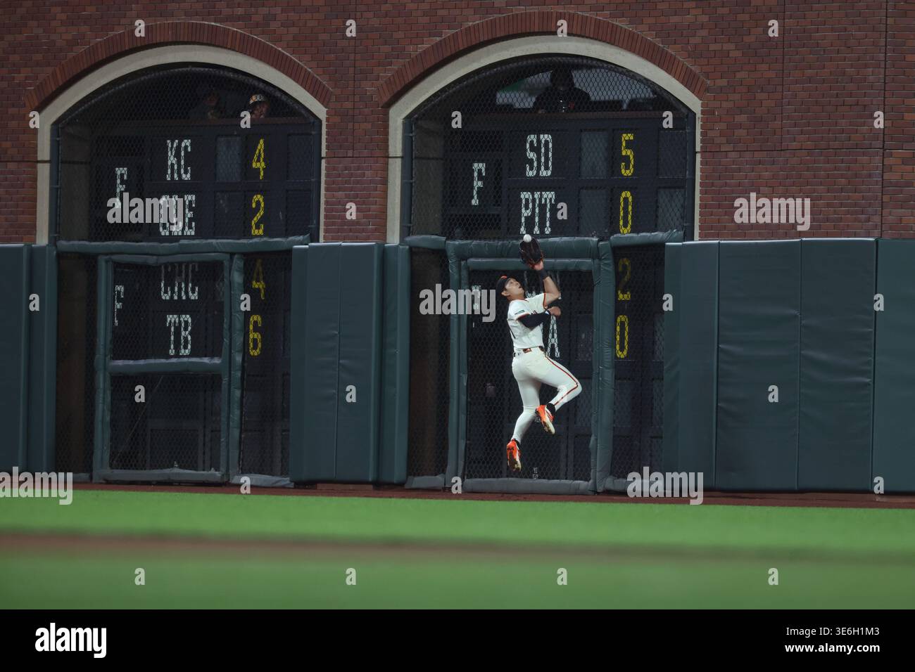 San Francisco Giants center fielder Jung Hoo Lee (51) catches a ball ...