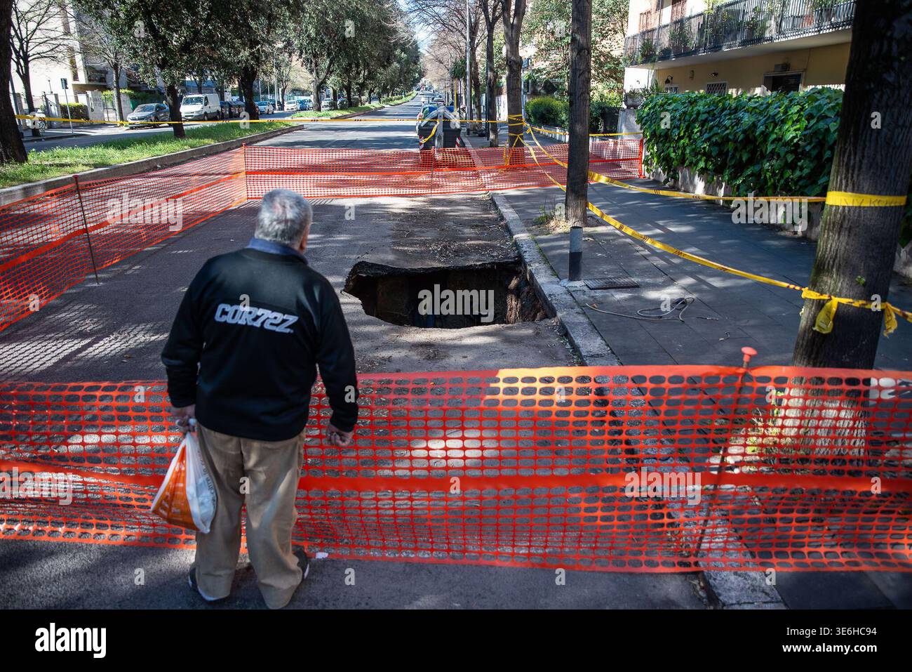 **NO WEB OR NEWSPAPERS ONLY FOR ITALY** Sinkhole in Via dei Colli ...