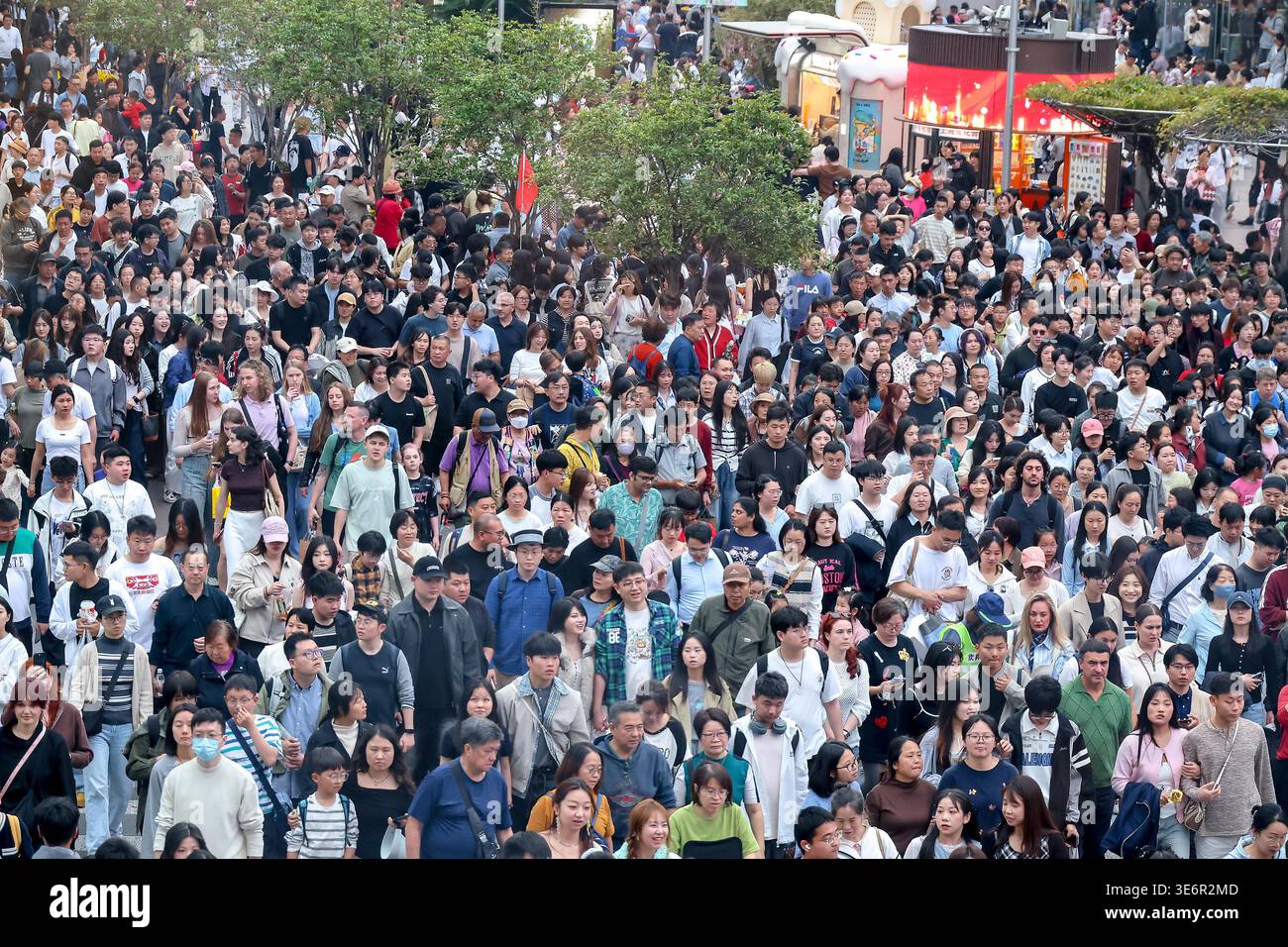 Tourists crowd Nanjing Road and the Bund in Shanghai during Qingming ...