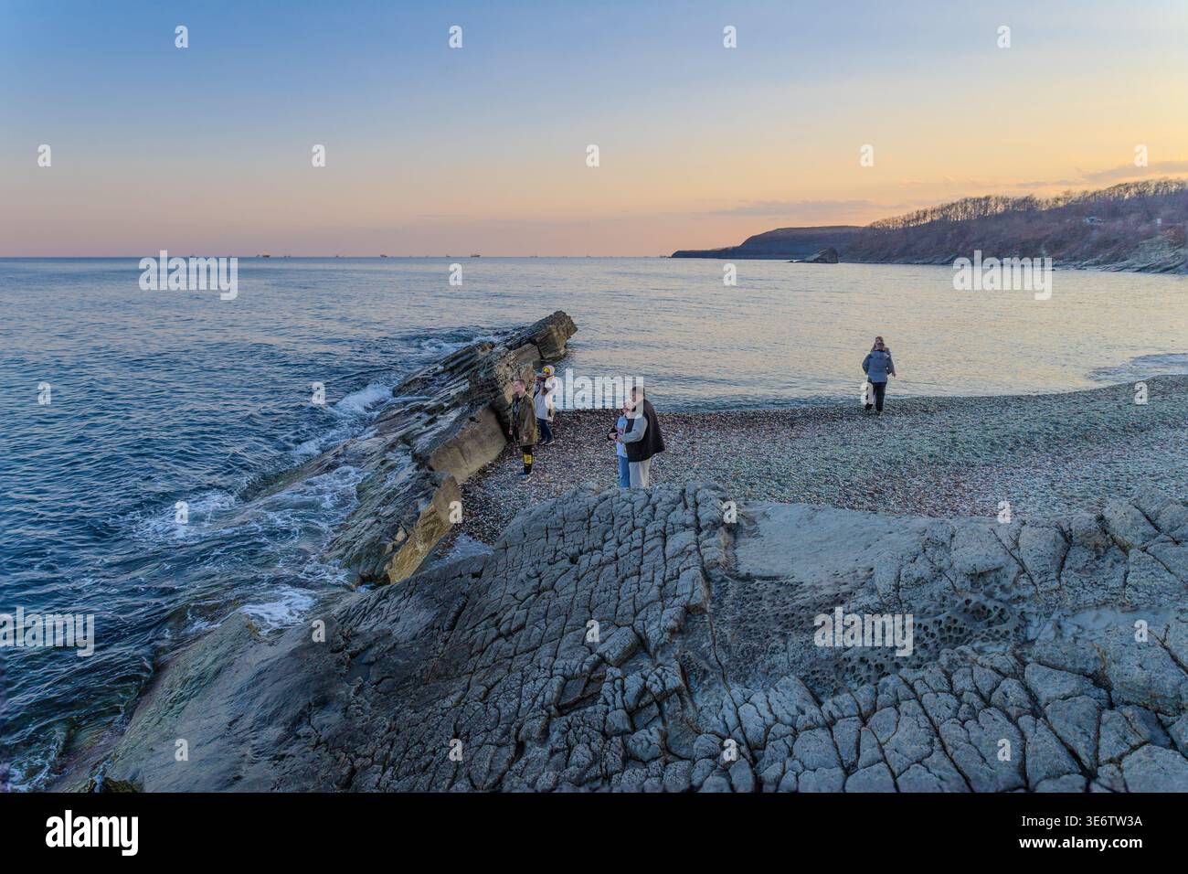 (260408) -- VLADIVOSTOK, April 8, 2026 (Xinhua) -- People visit Glass ...
