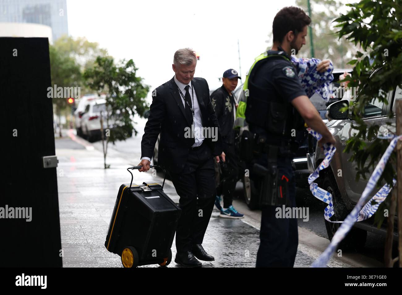 Homicide Squad detectives on the scene a shooting at an apartment ...