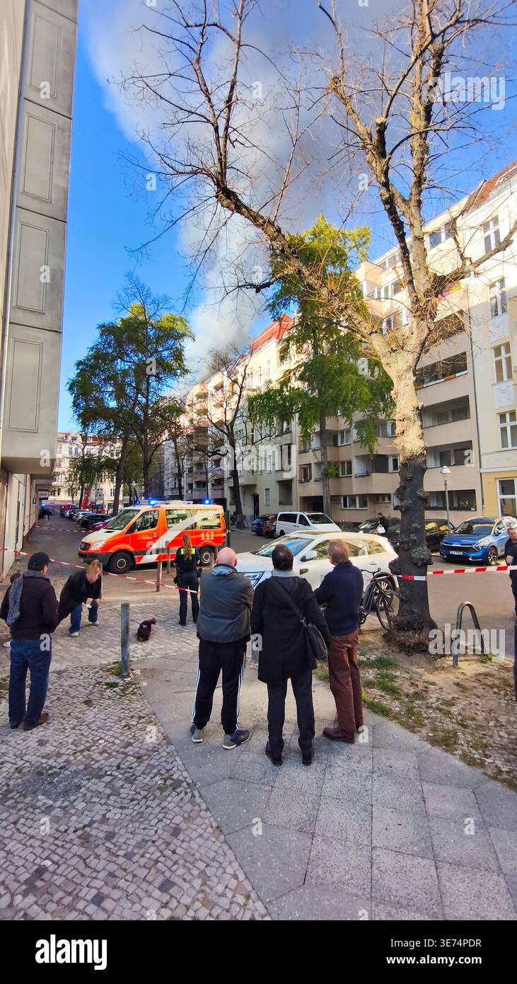 Berlin,09.04.2026,Dachstuhlbrand Mommsenstraße/Ecke Waitzstraße.Die ...