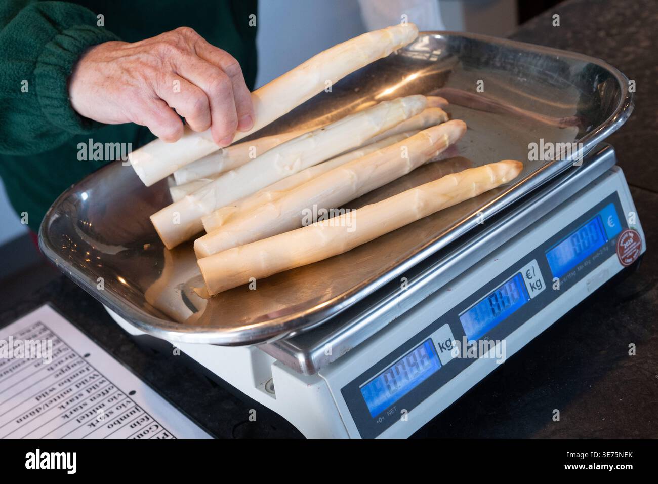 An employee weighs asparagus on a scale, feature, symbolic photo ...