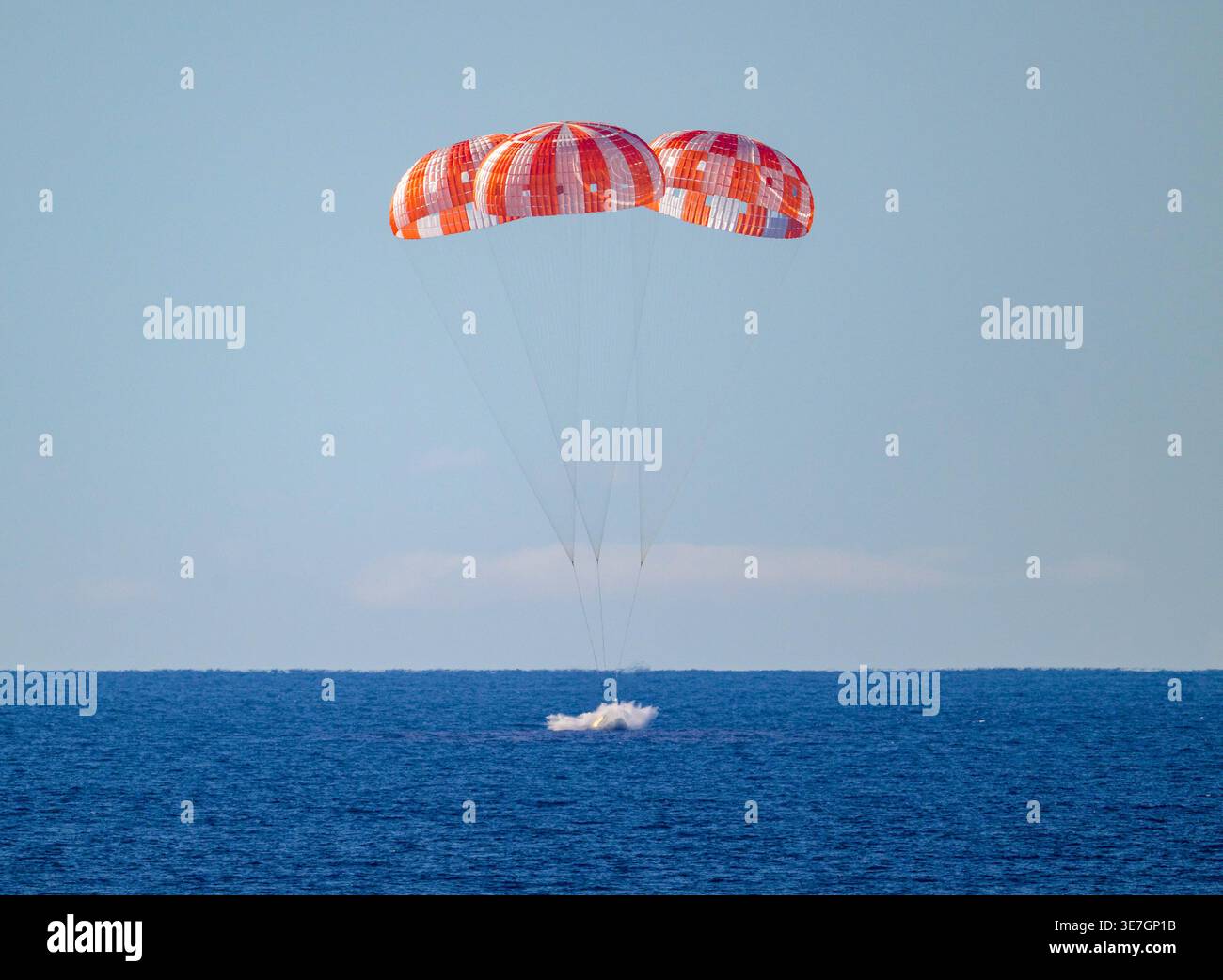 Nasa artemis ii splashdown hi-res stock photography and images - Alamy