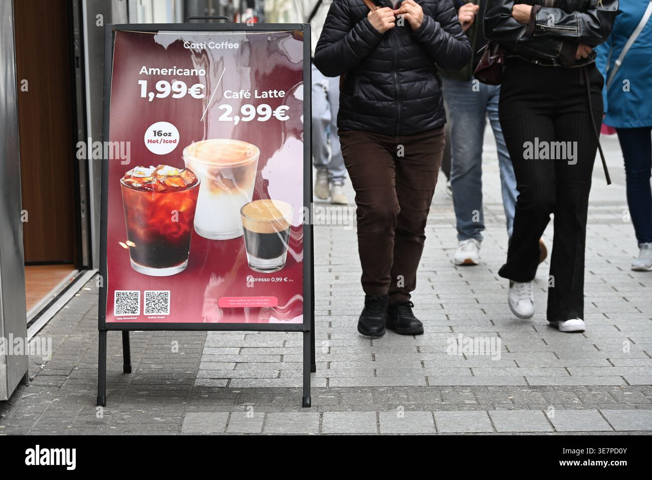 The branch of the Chinese coffee chain COTTI COFFEE on Hohe Strasse ...