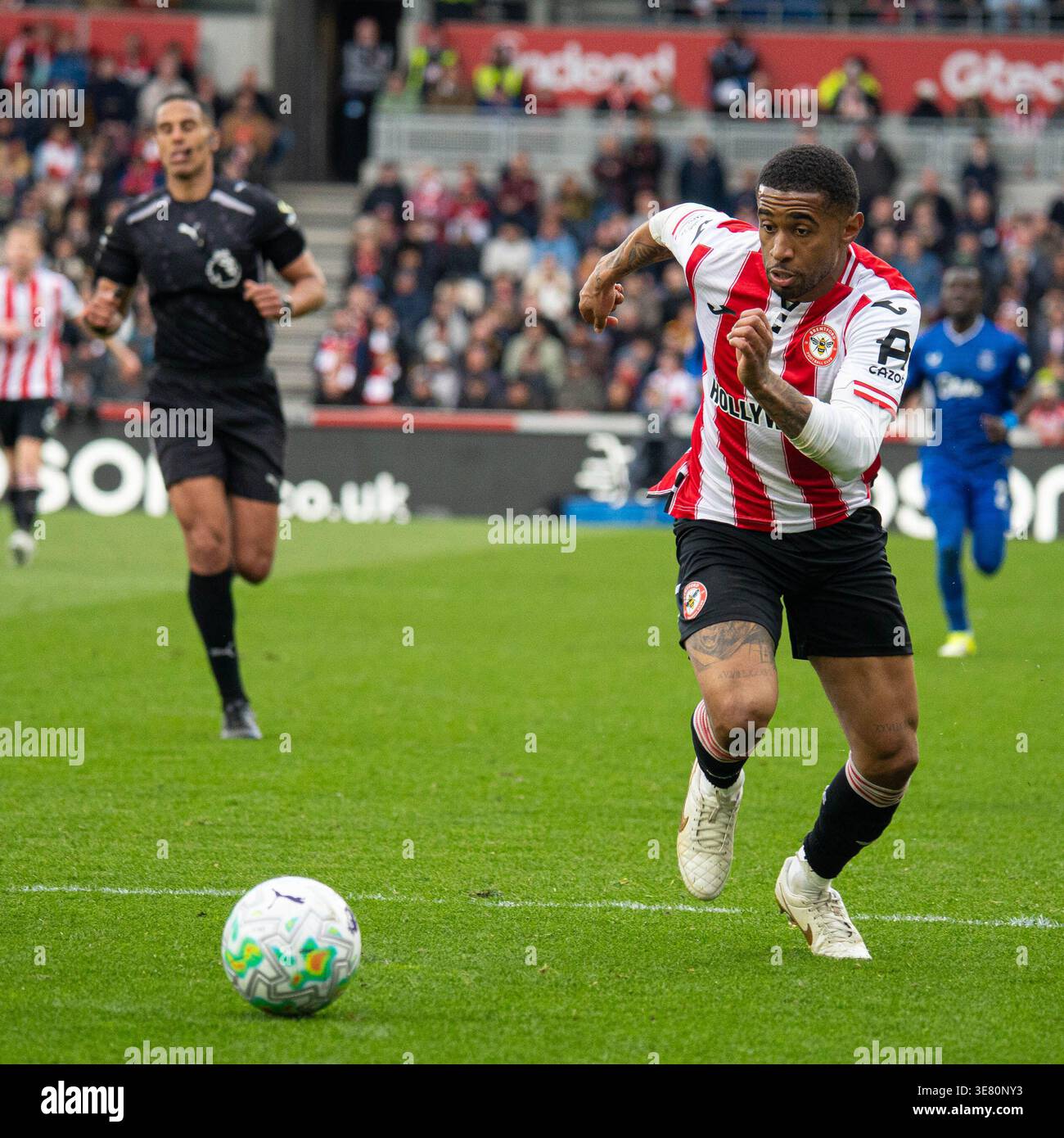 Reiss Nelson running to a loose ball during, Brentford v Everton at ...