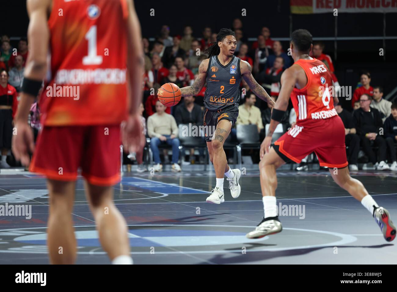 Nike Sibande (Niners Chemnitz, #02) mit Xavier Rathan-Mayes (FC Bayern ...