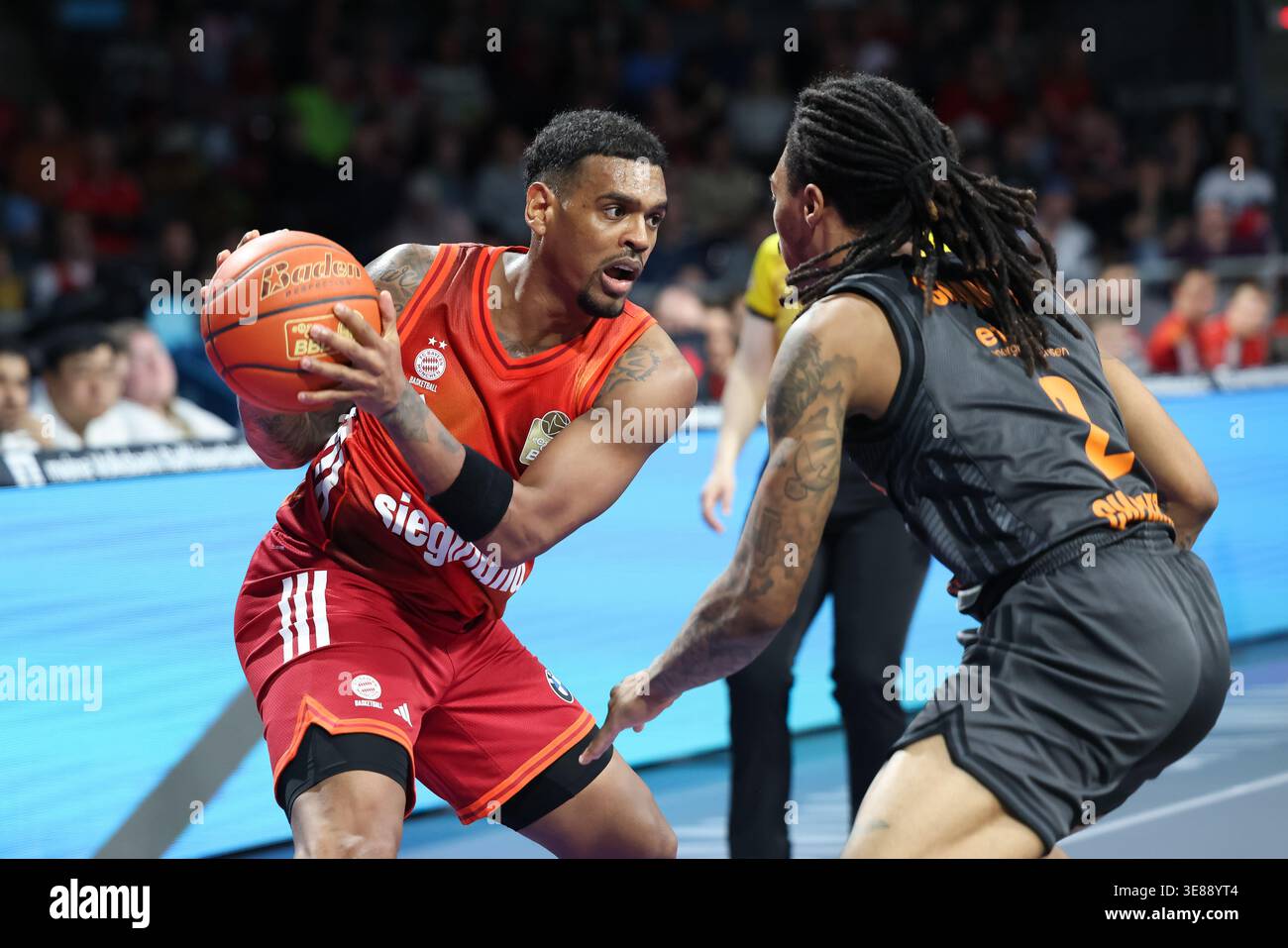 Xavier Rathan-Mayes (FC Bayern Basketball, #04) with Nike Sibande ...