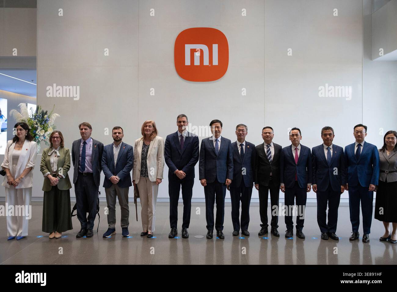 Spanish Prime Minister Pedro Sanchez, center left, and Xiaomi founder ...
