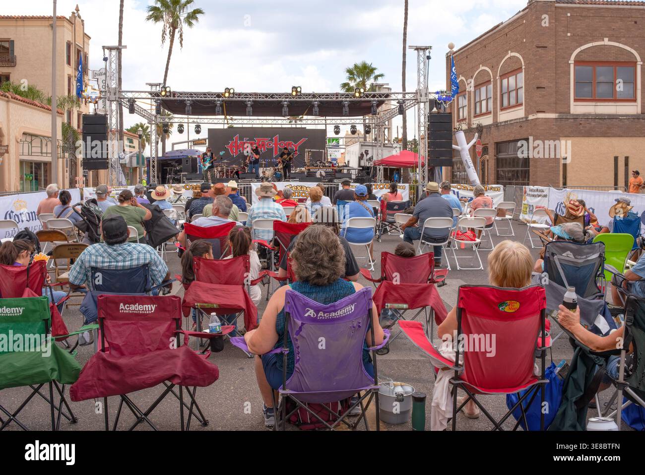 Street filled audience in hi-res stock photography and images - Alamy