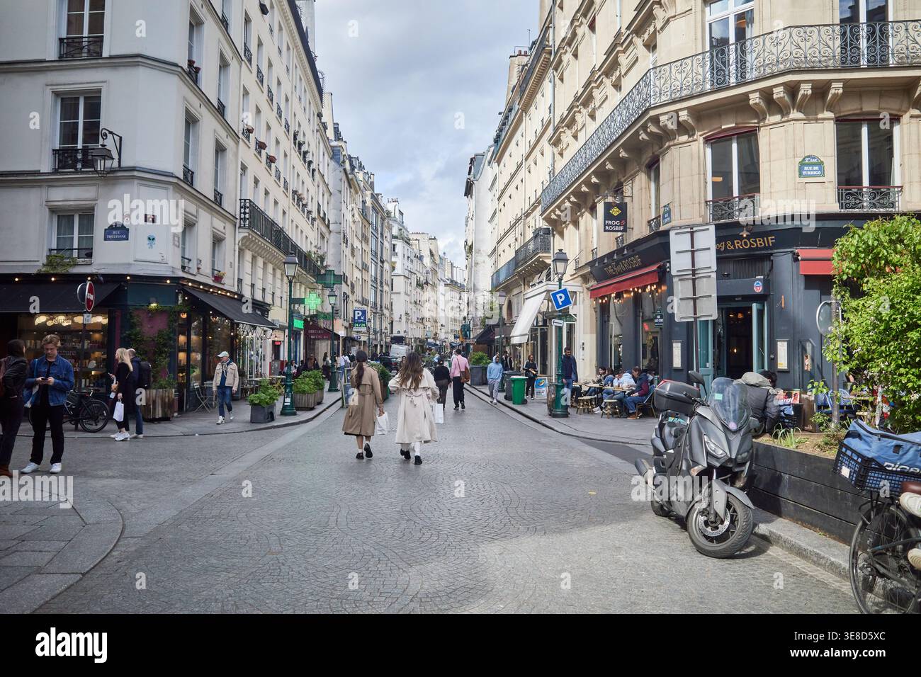 Paris street intersections hi-res stock photography and images - Alamy