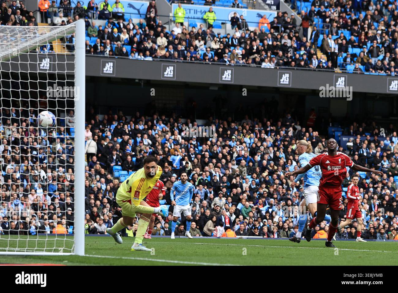 Manchester City Erling Haaland Header Hi res Stock Photography And