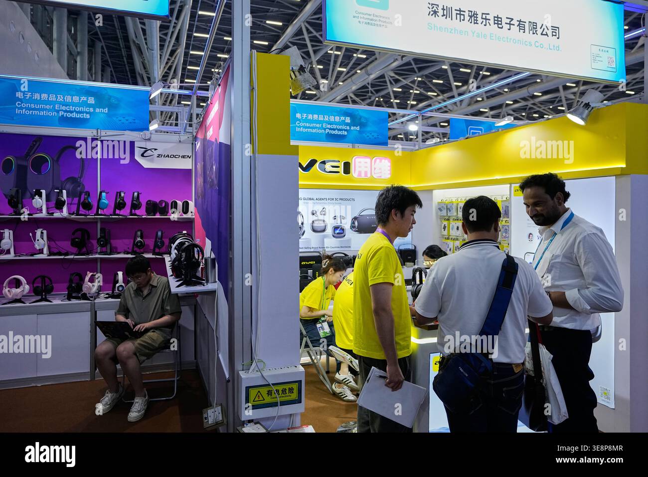 Foreign visitors visit the booths promoting China made audio devices ...