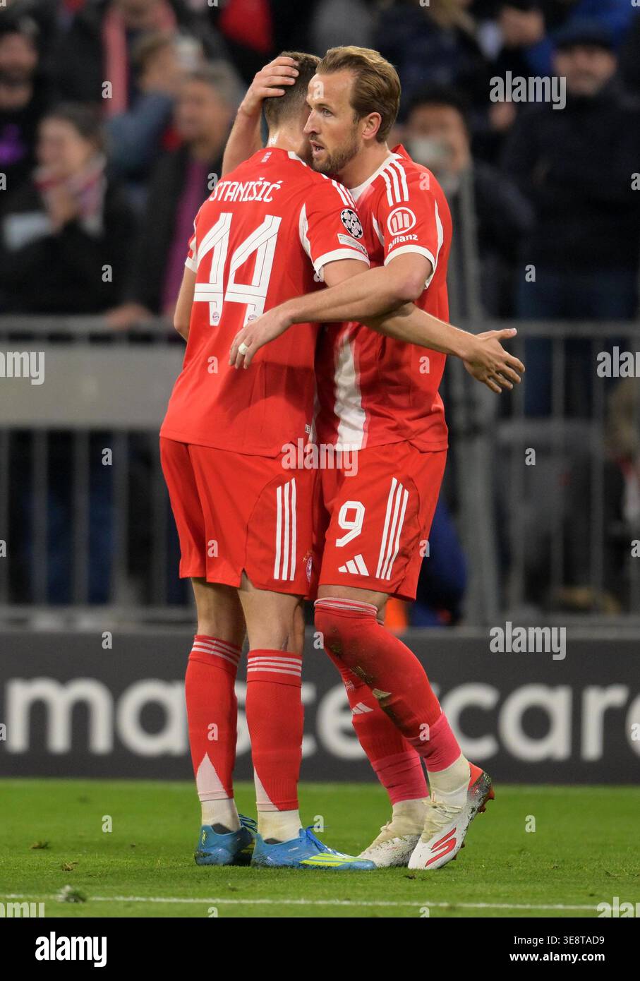 2:2 Goal, celebration, from left Josip Stanisic, goal scorer Harry Kane ...