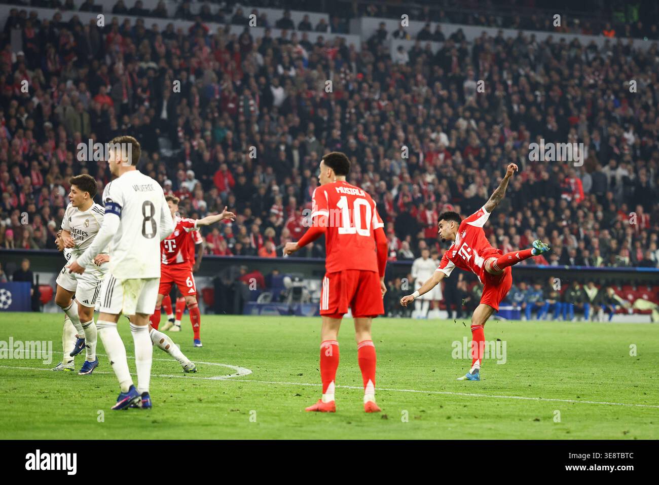 Bayern Munich forward Luis Díaz (14) scores a GOAL 3-3 during the ...