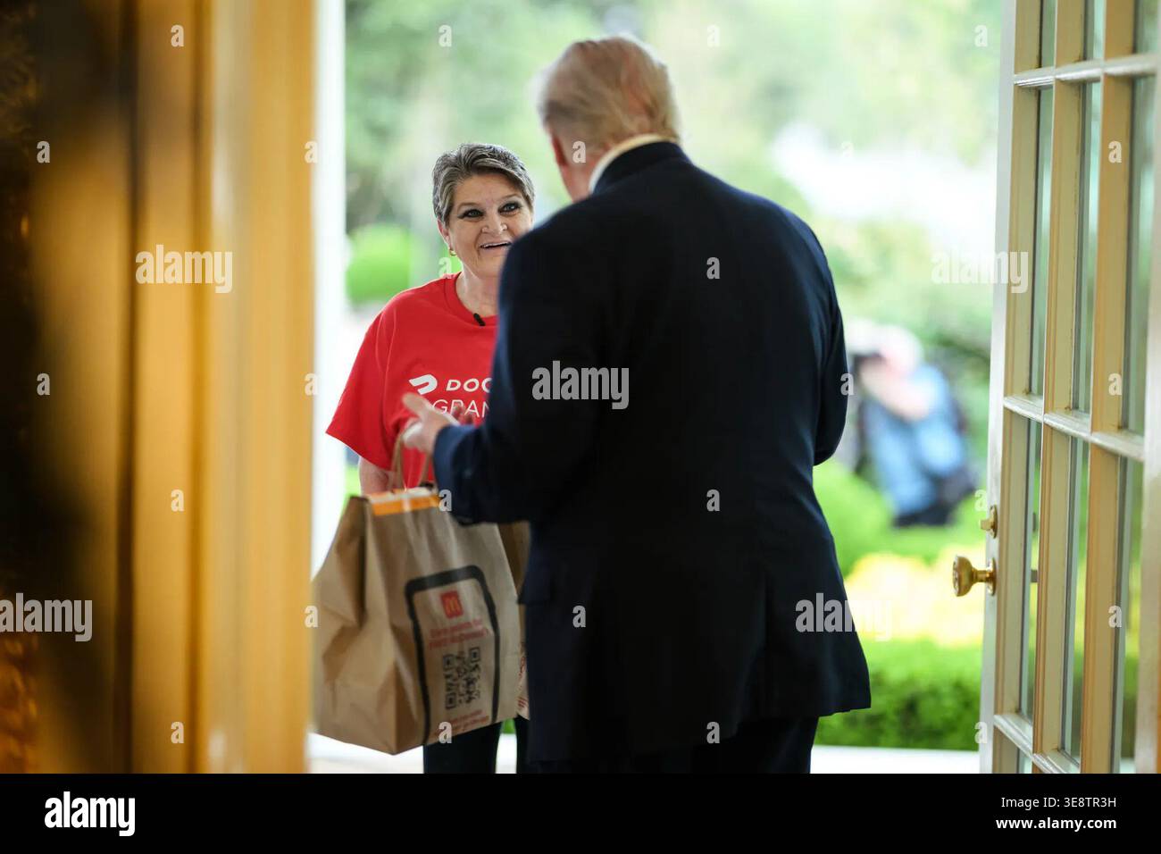 President Donald J. Trump greets DoorDash delivery driver Sharon ...