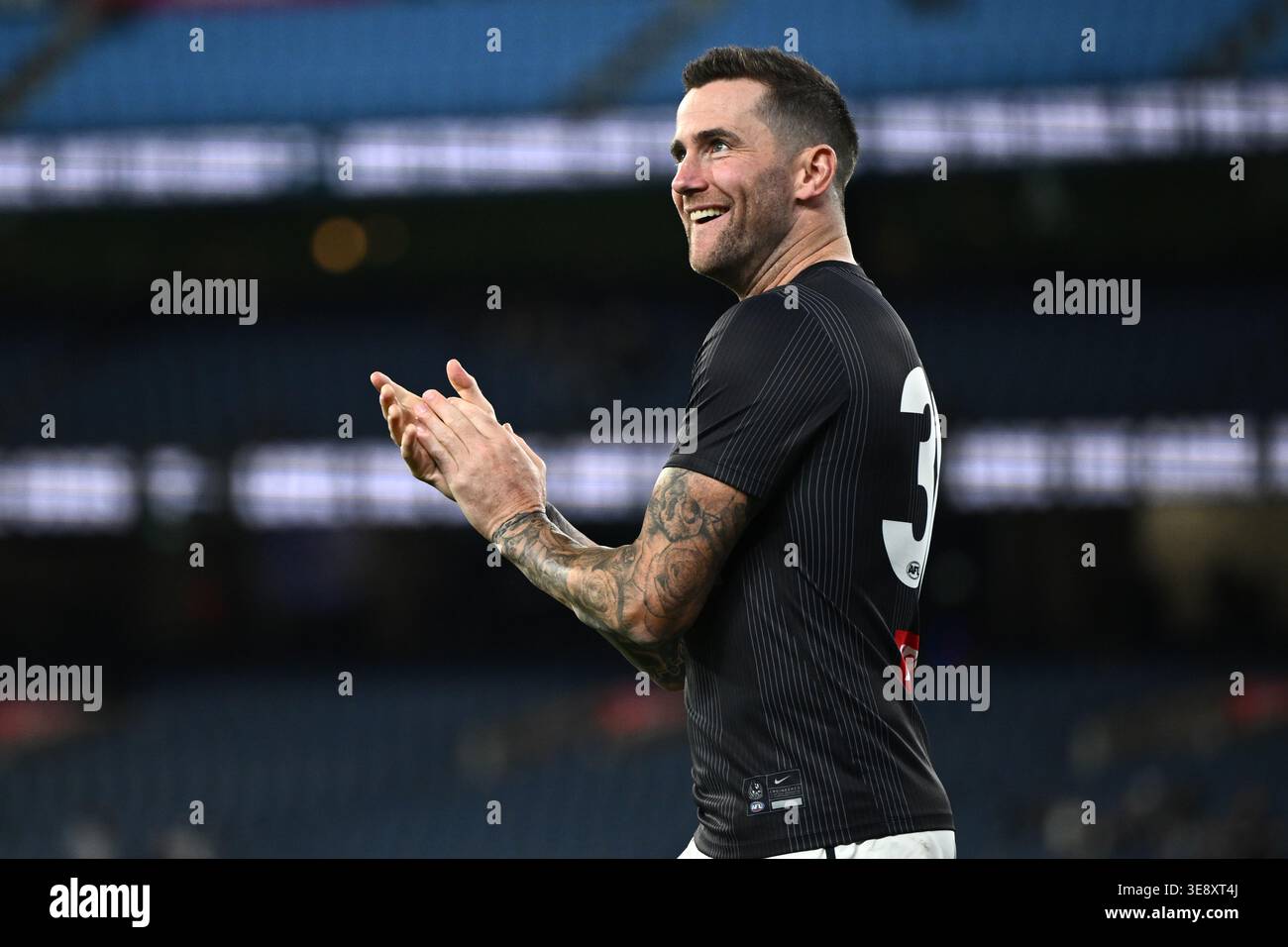 Jeremy Howe of Collingwood warms up ahead of the AFL Round 6 match ...