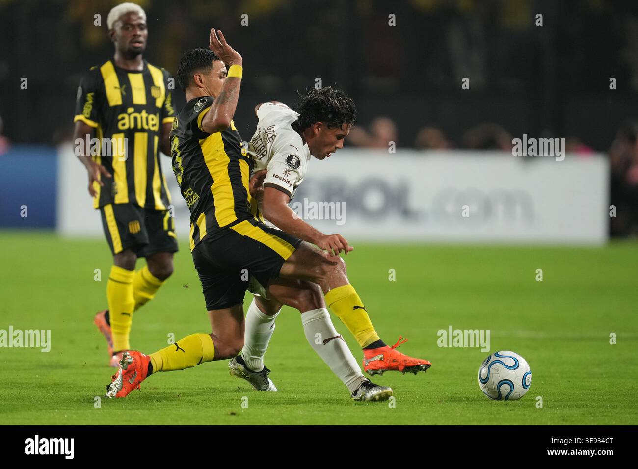 Washington Darias of Uruguay's Peñarol, left, fights for the ball with ...