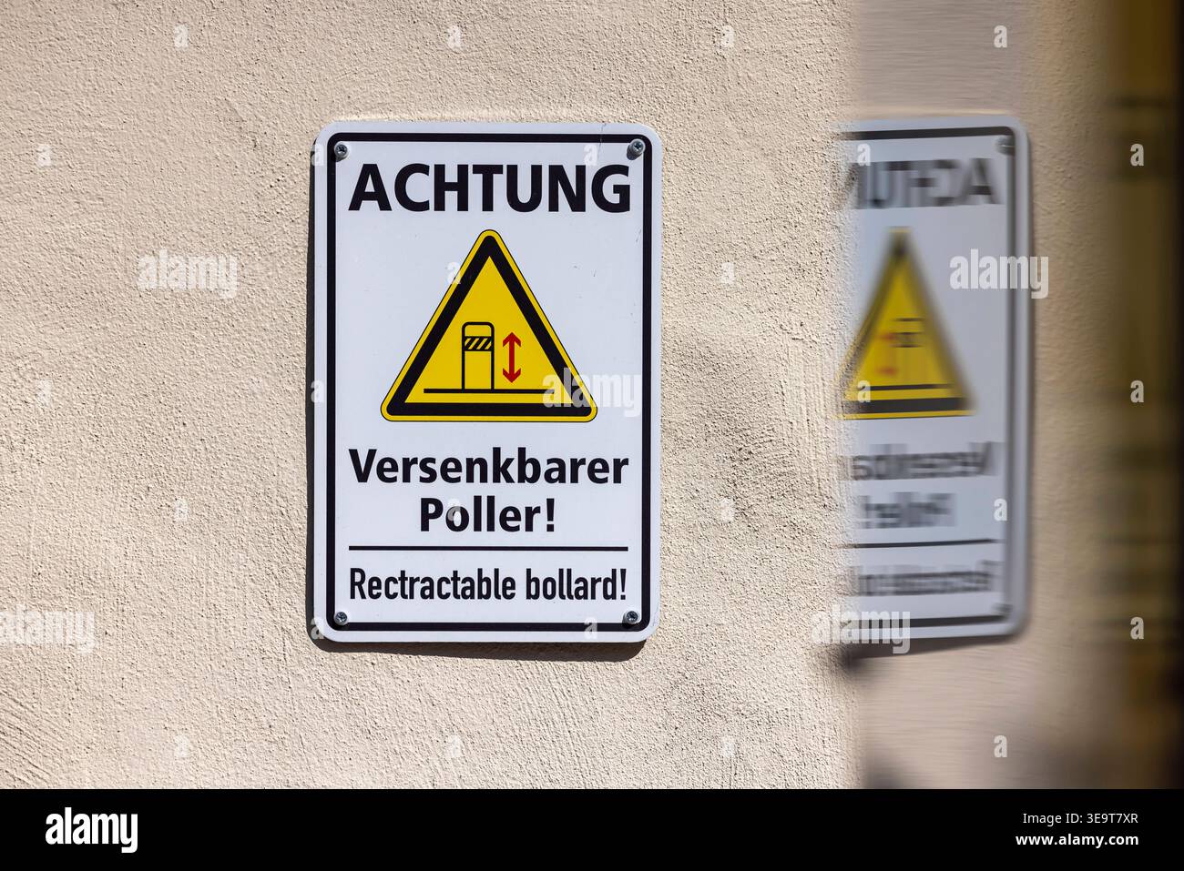 Warnschild Vorsicht. Versenkbarer Poller. // 17.04.2026, Schwäbisch ...