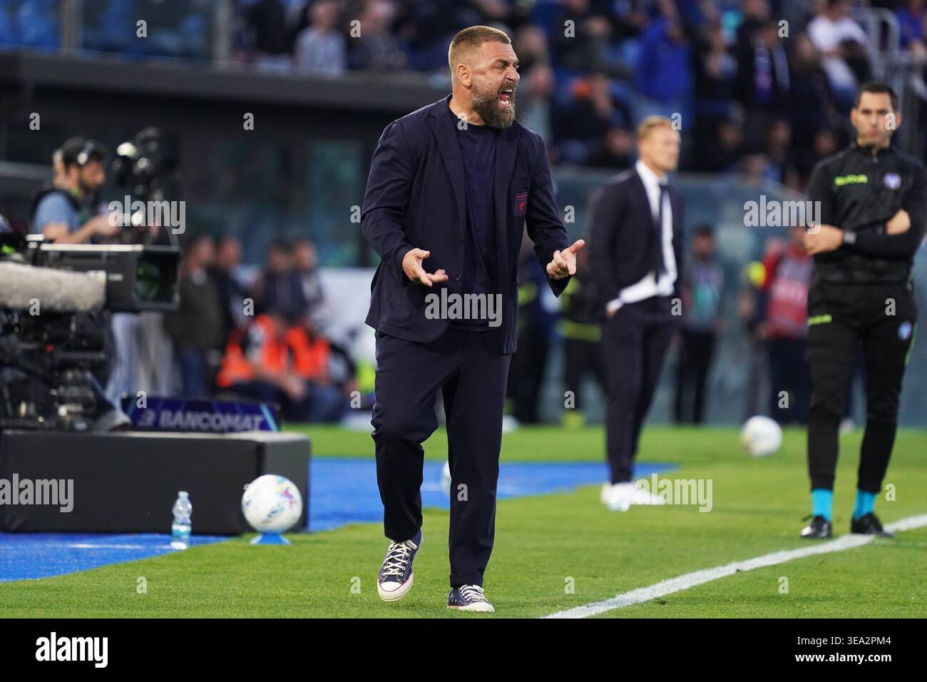 Genoa's coach Daniele De Rossi during the Serie A soccer match between ...