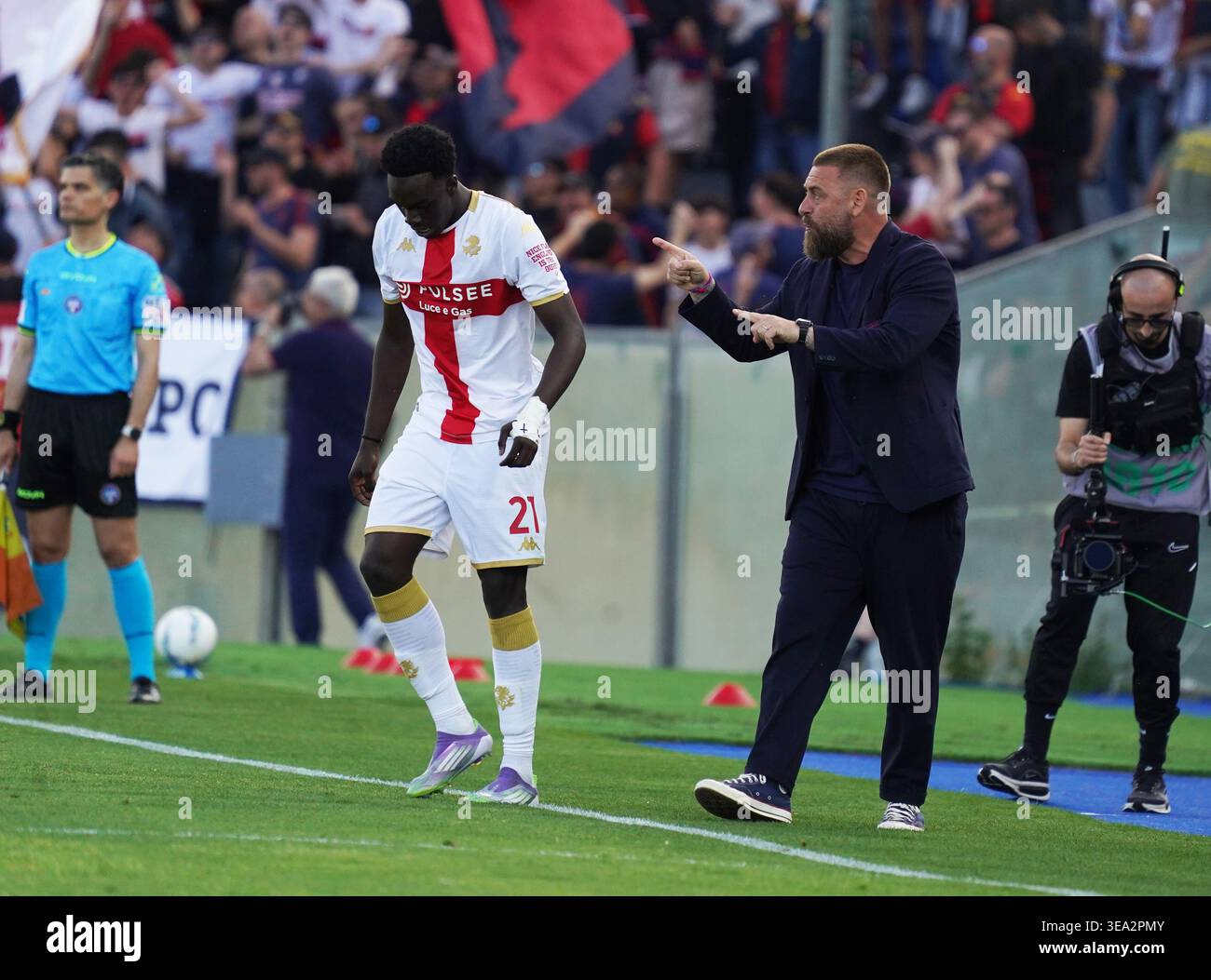 Genoa's coach Daniele De Rossi during the Serie A soccer match between ...