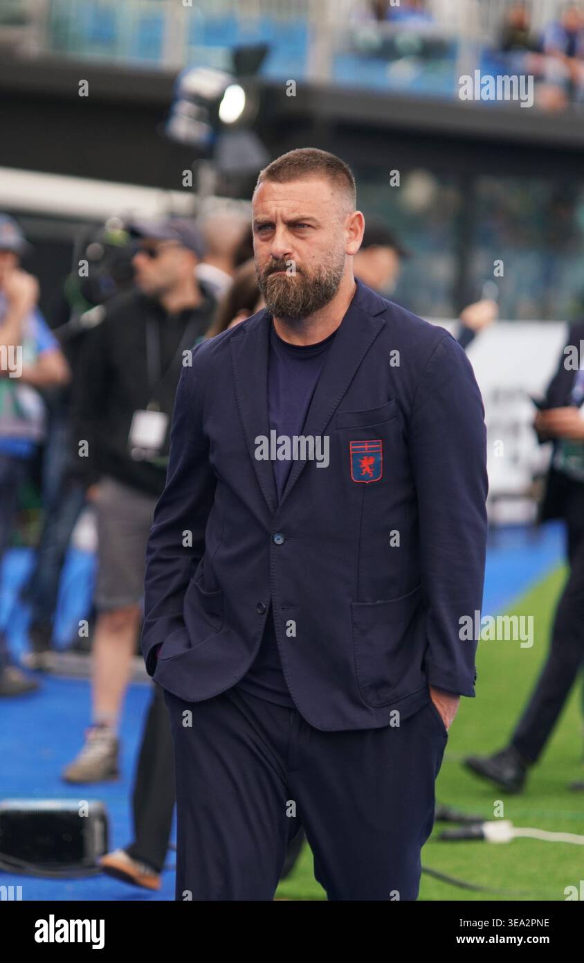 Genoa's coach Daniele De Rossi during the Serie A soccer match between ...