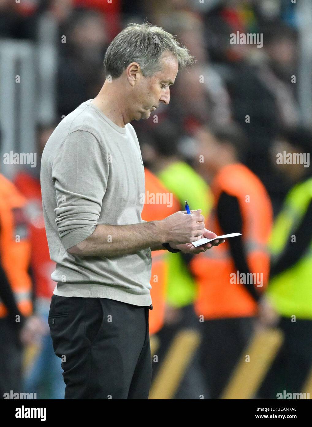 Trainer [coach] Kasper Hjulmand (Leverkusen) with note Leverkusen ...