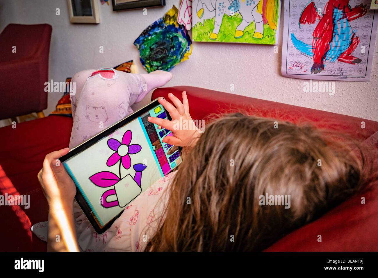 Berlin, Kind spielt mit einem iPad / Tablet und einer Mal-App - 23.04. ...