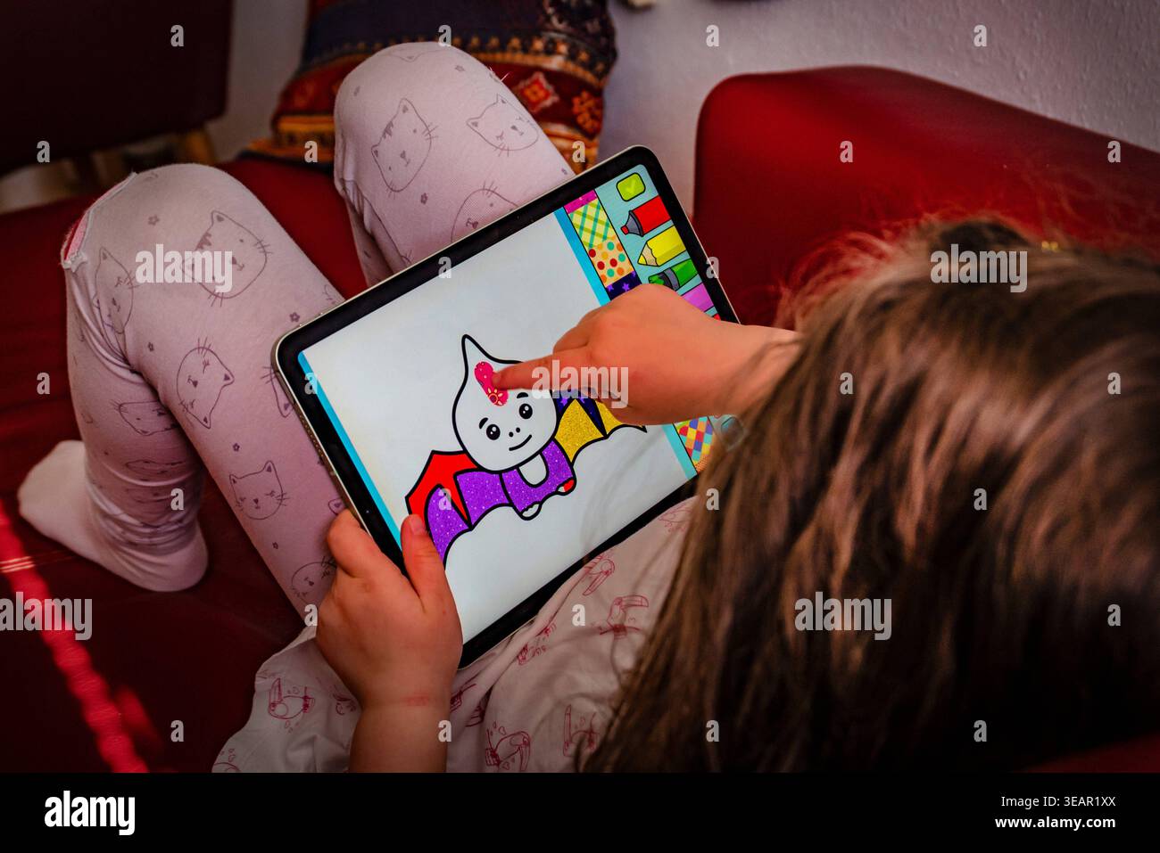 Berlin, Kind spielt mit einem iPad / Tablet und einer Mal-App - 23.04. ...