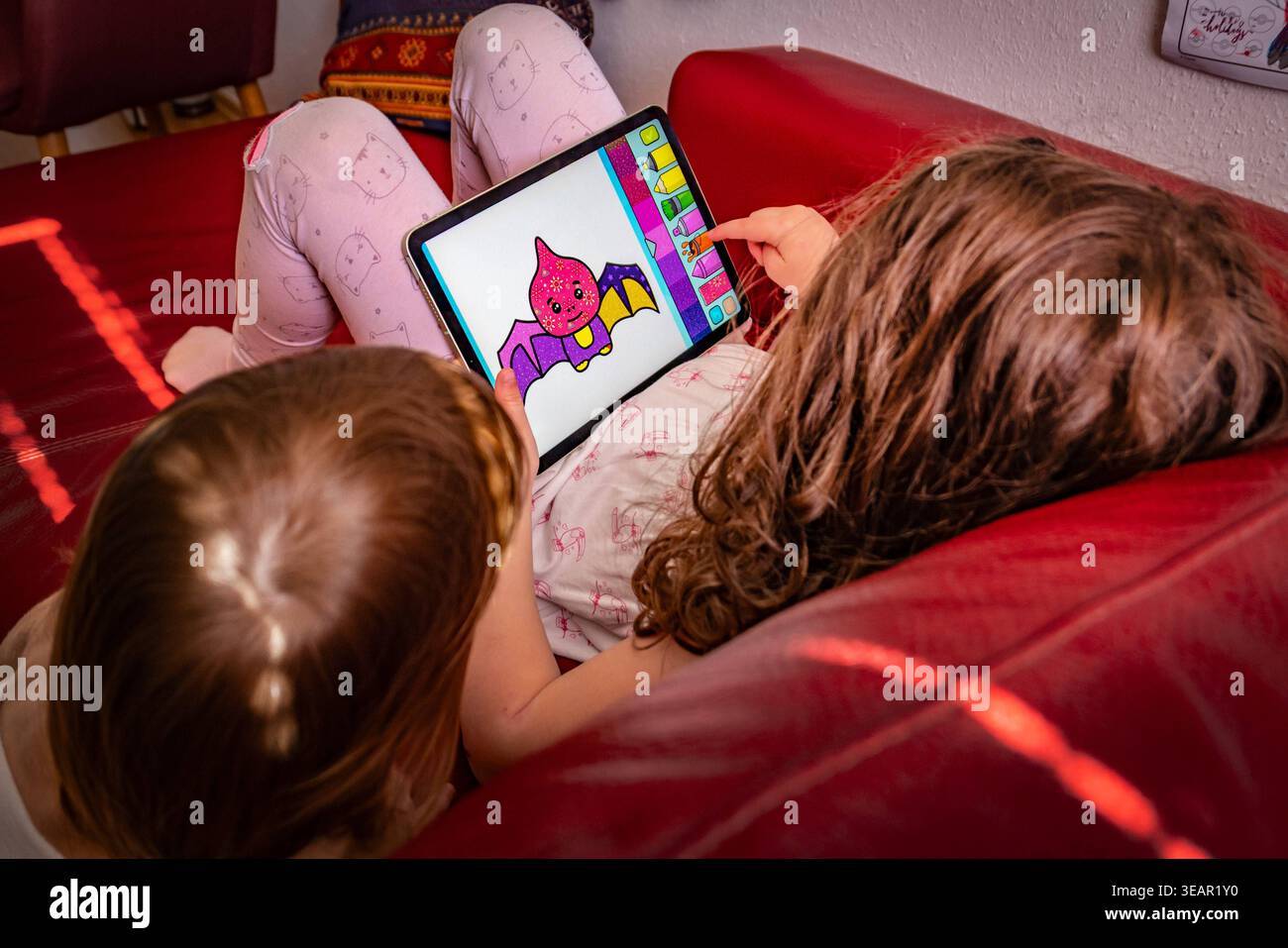 Berlin, Kind spielt mit einem iPad / Tablet und einer Mal-App - 23.04. ...