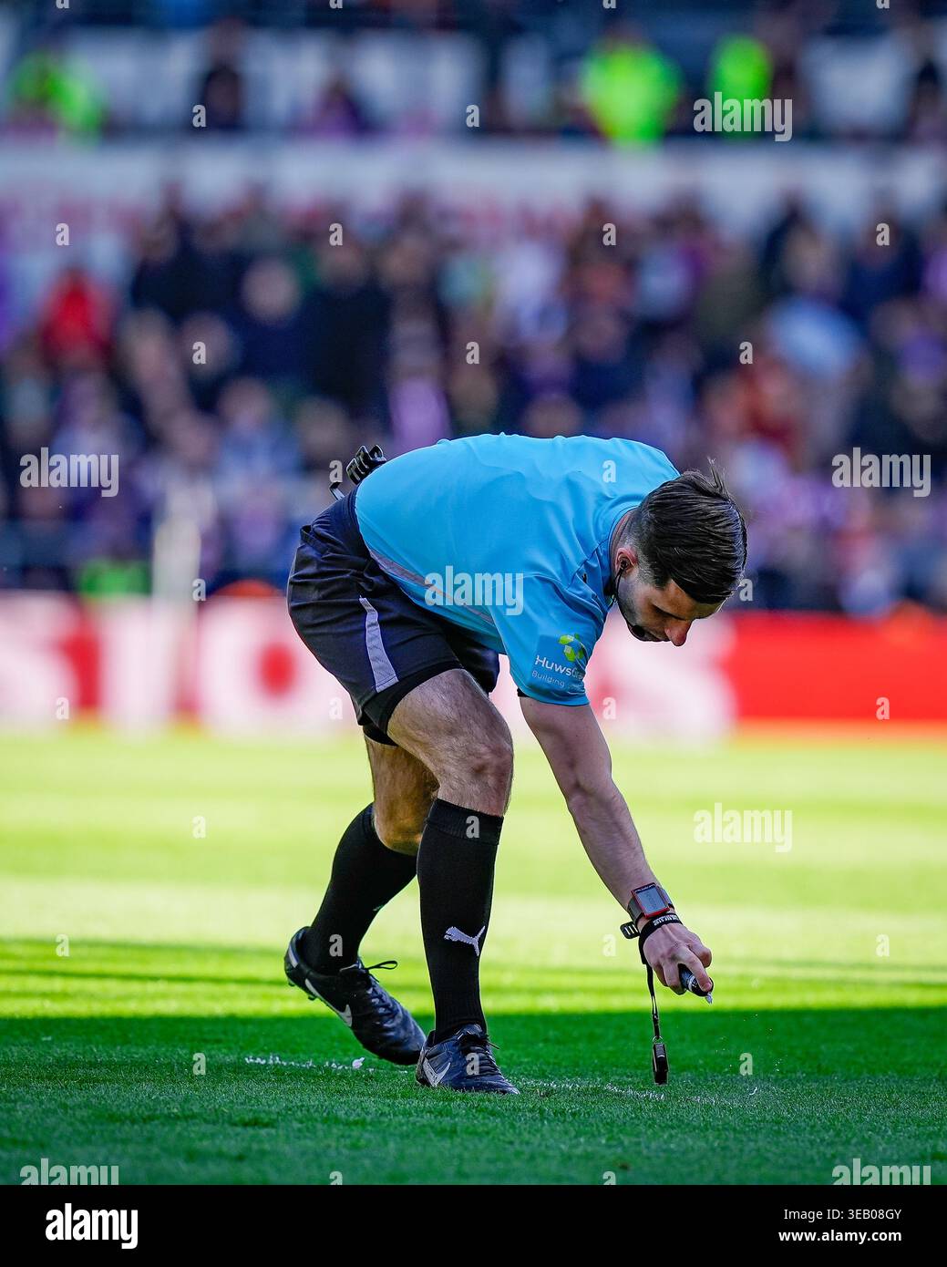 Referee Elliot Bell sprays vansning spray during the Sky Bet ...