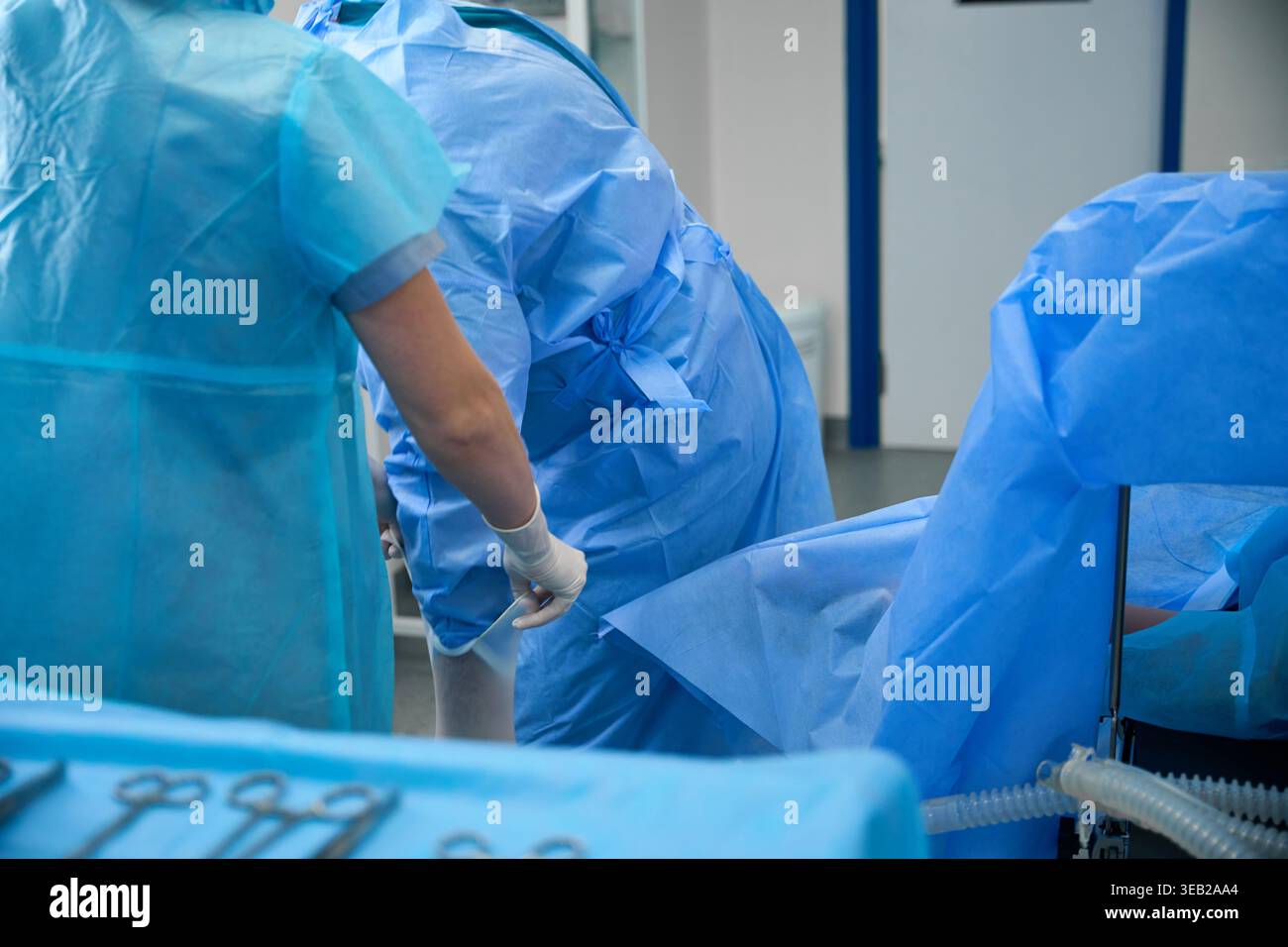 Medical professionals in blue hi-res stock photography and images - Alamy