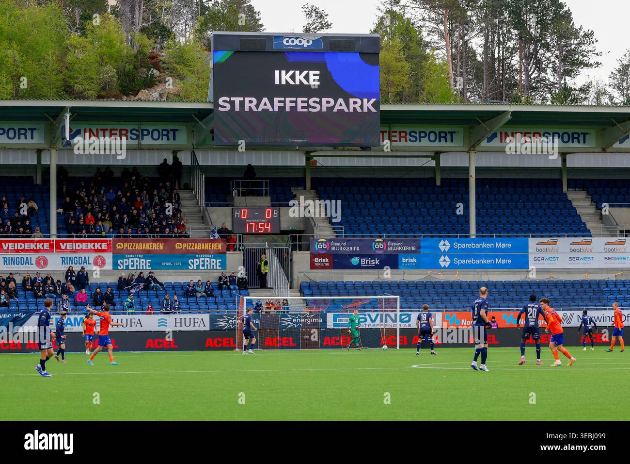 Ålesund 20260426. Det dømmes ikke straffespark under eliteseriekampen i ...