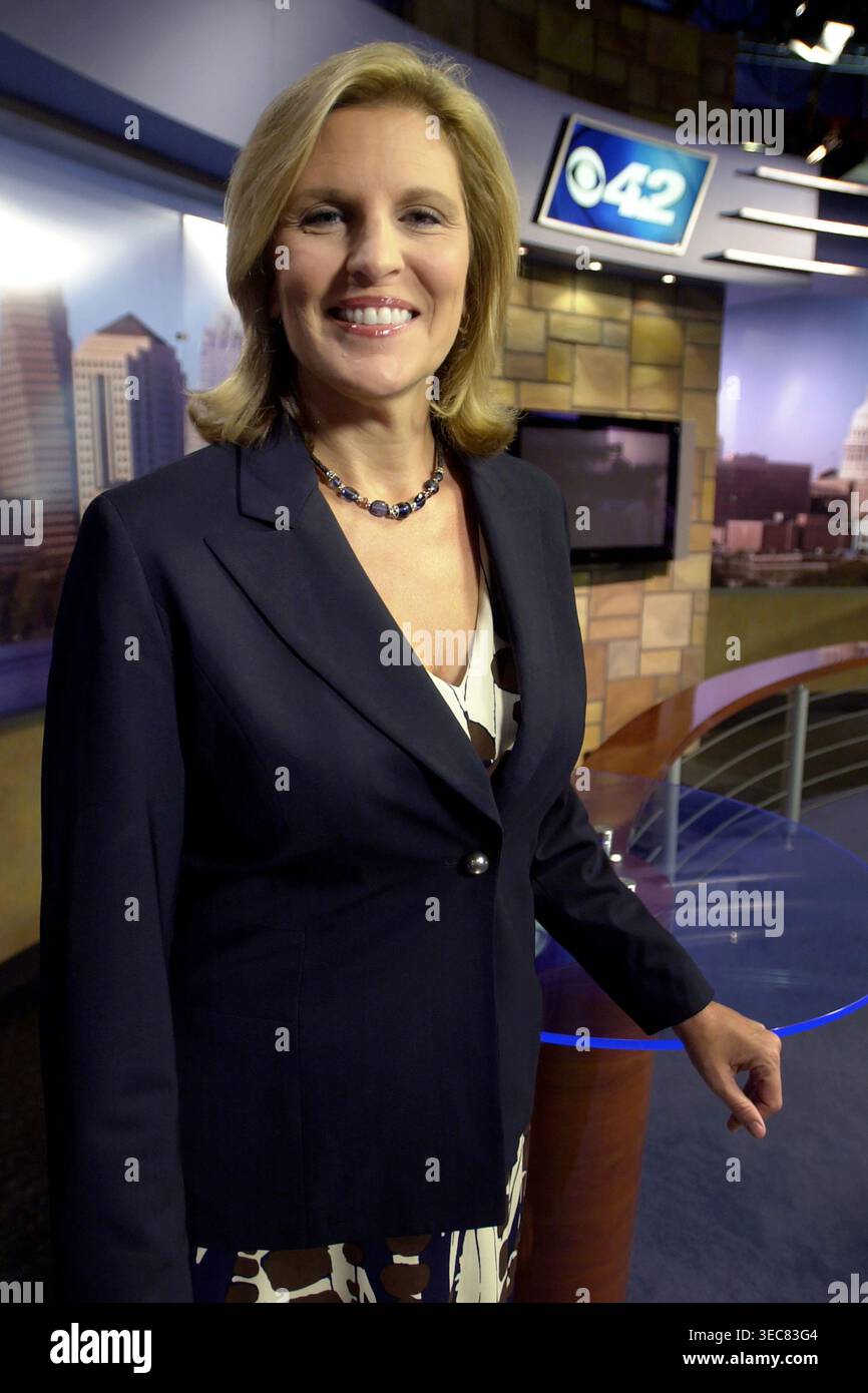 News anchor in tv studio hi-res stock photography and images - Alamy