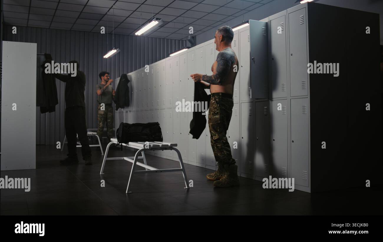 Army personnel interaction hi-res stock photography and images - Alamy