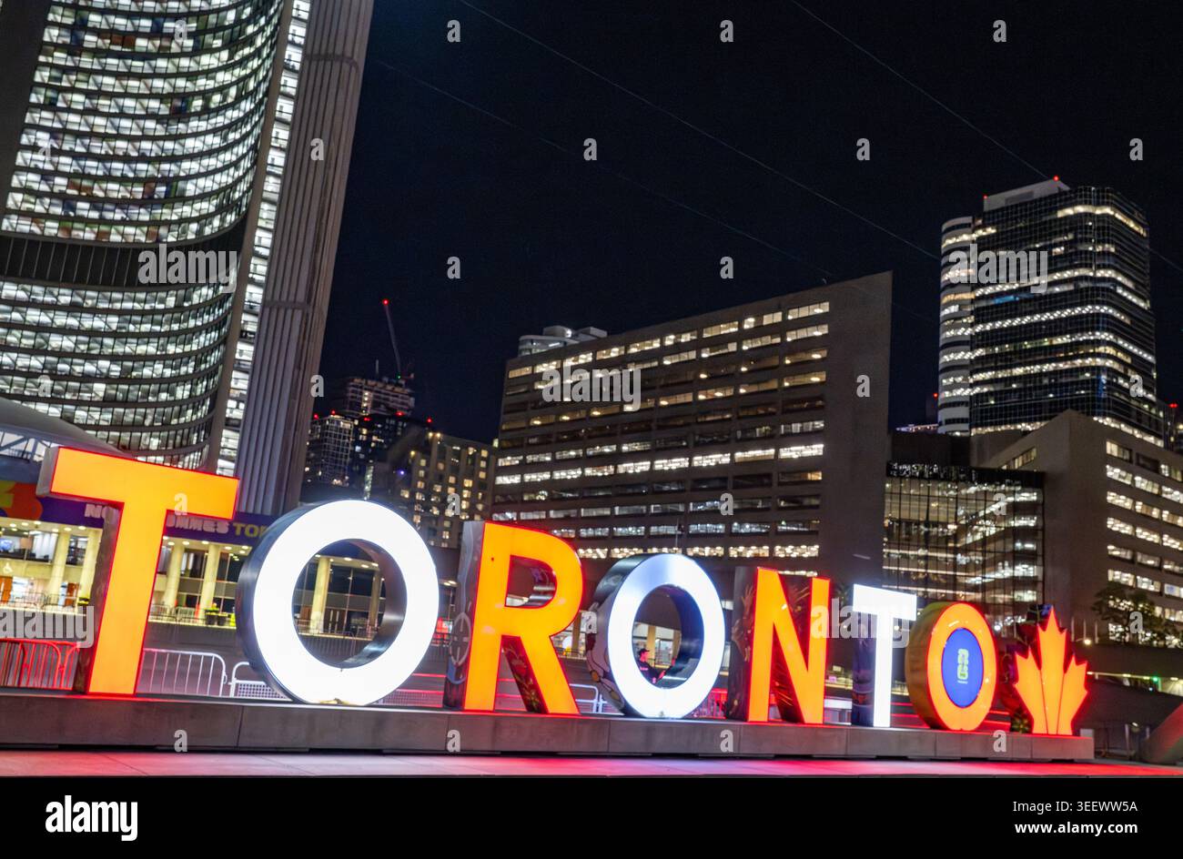 09 May 2026, Canada, Toronto: The lettering "Toronto" in illuminated ...