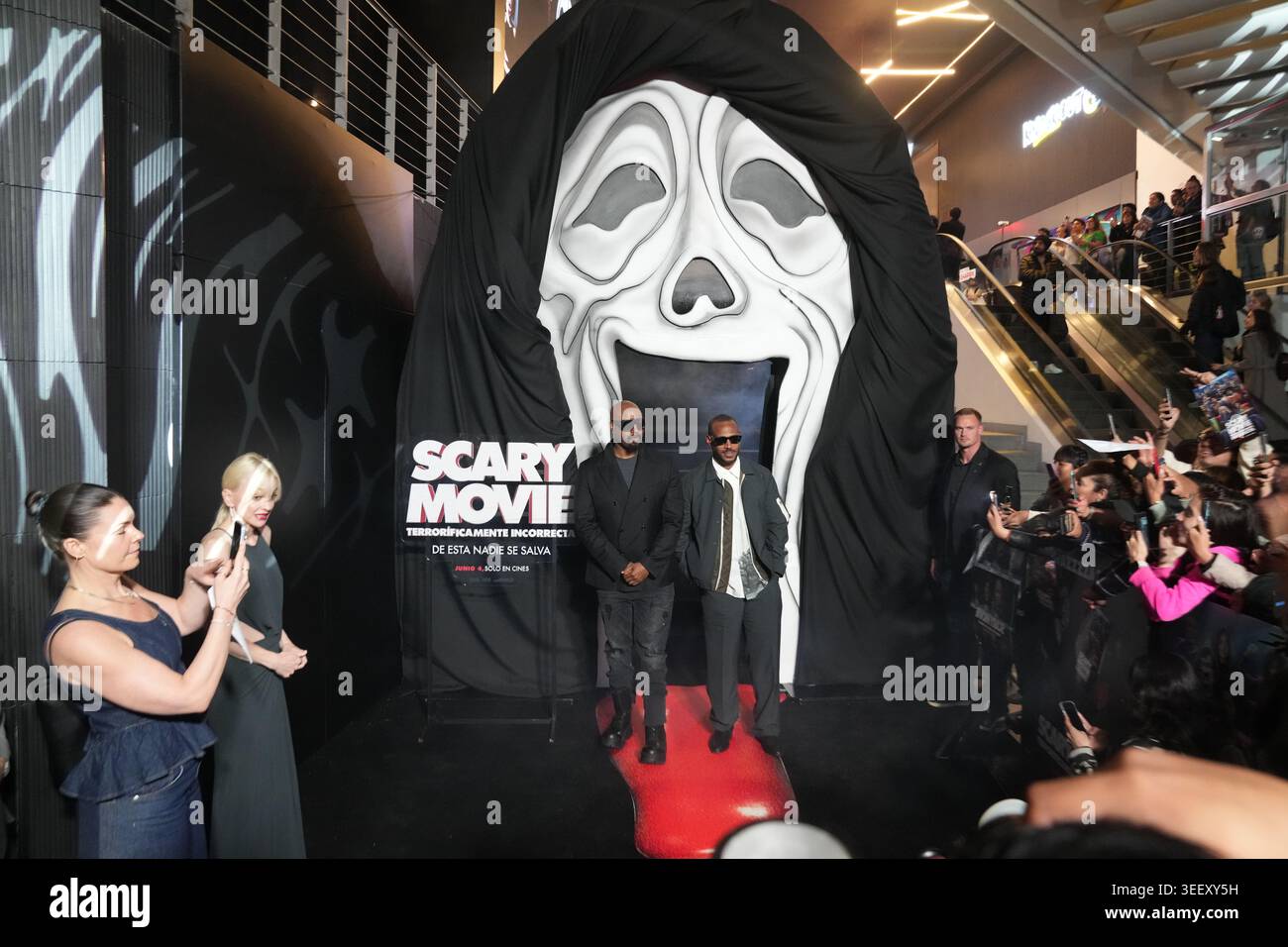 Actors Shawn Wayans and Marlon Wayans pose for photos at the "Scary ...