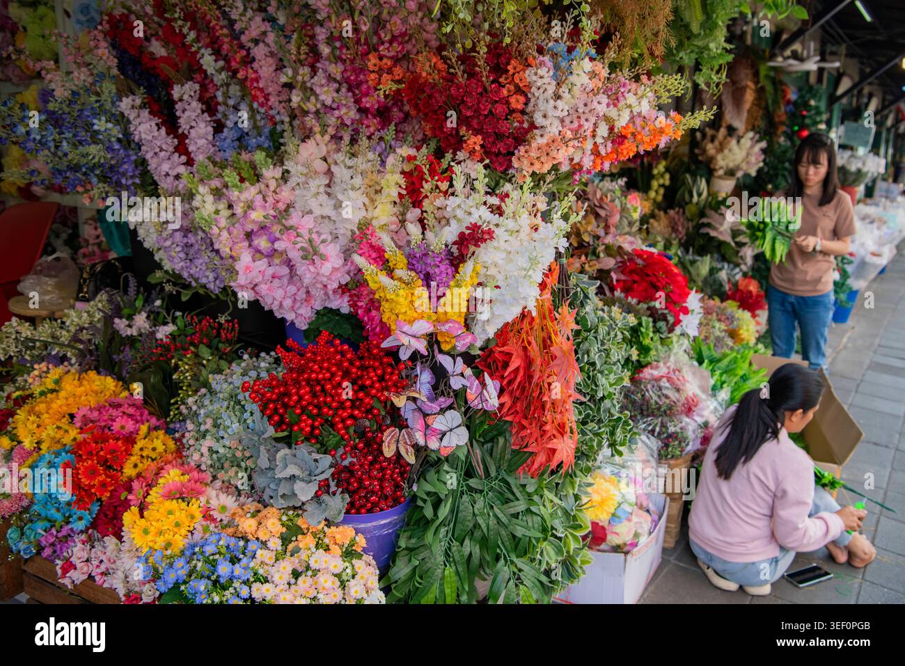Fresh Flower Market at Pak Khlong in City of Bangkok in Thailand ...